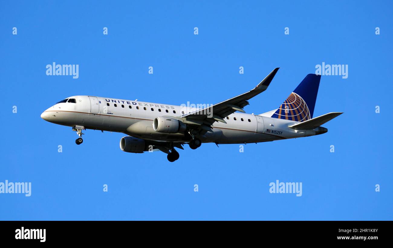 Embraer e175 united hi-res stock photography and images - Alamy