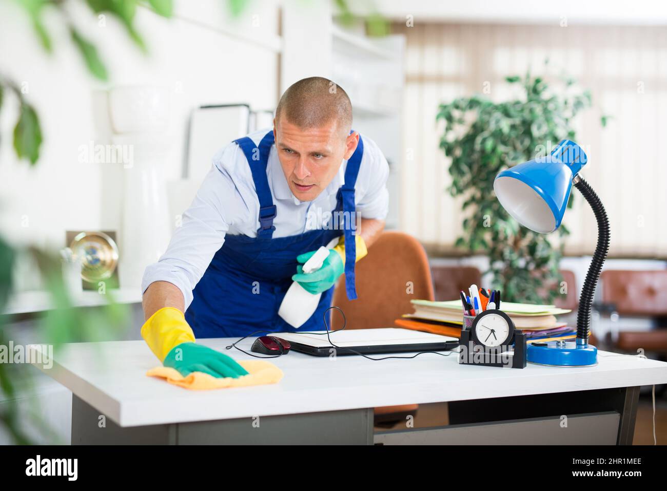 Man in dirty desk hi-res stock photography and images - Alamy