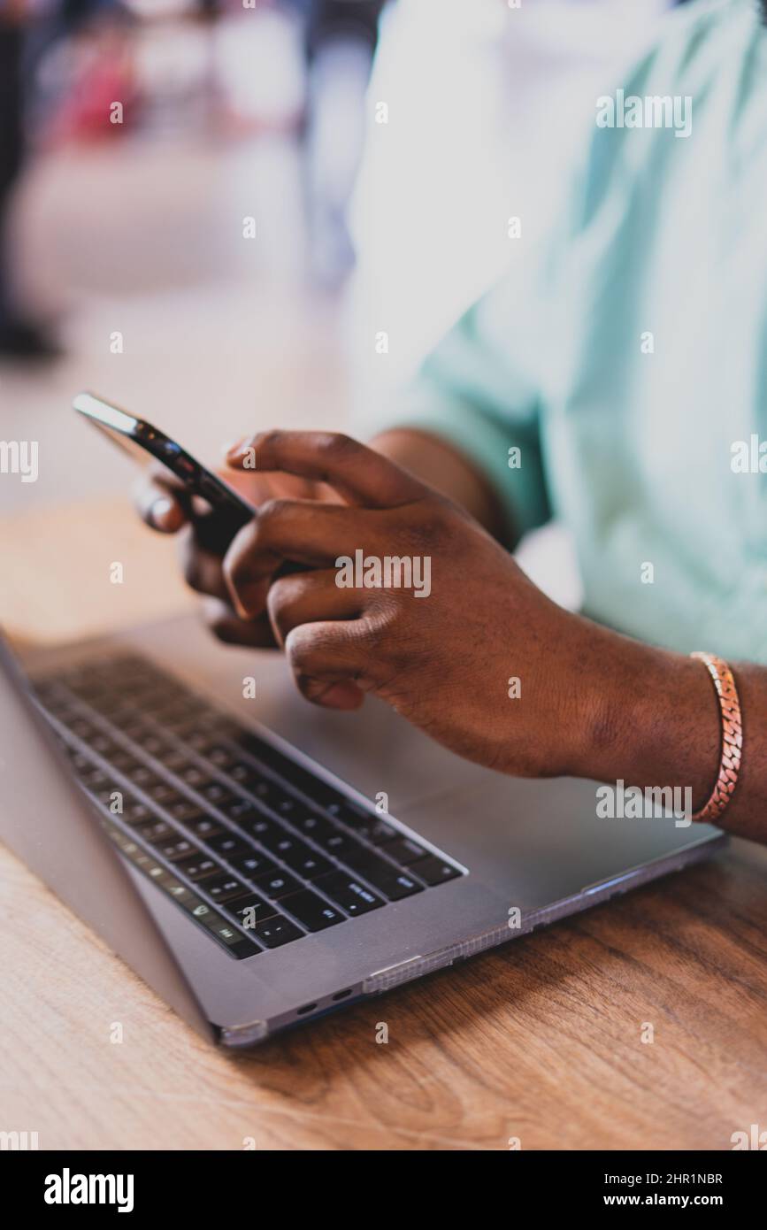Man's hands and texting and phone hi-res stock photography and images ...