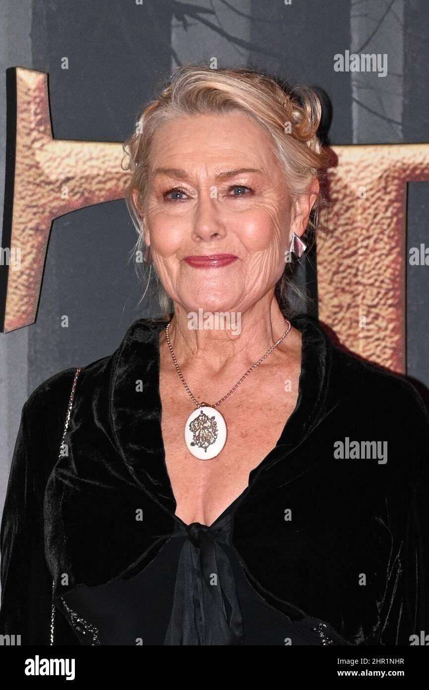 Sarah Collier arrivers at the “Outlander” Season Six Premiere costumes ...