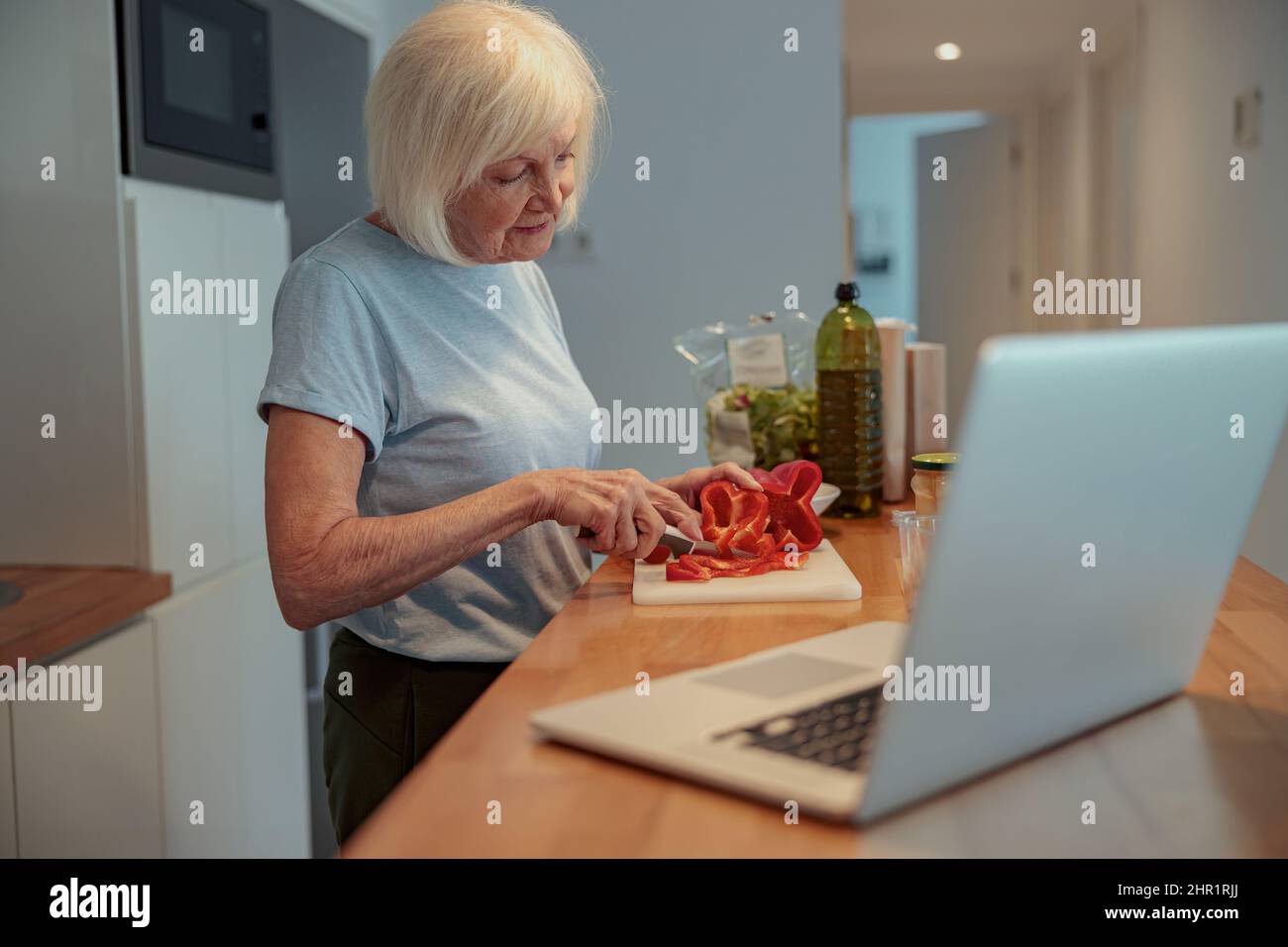 Home cook using knife cut hi-res stock photography and images - Alamy