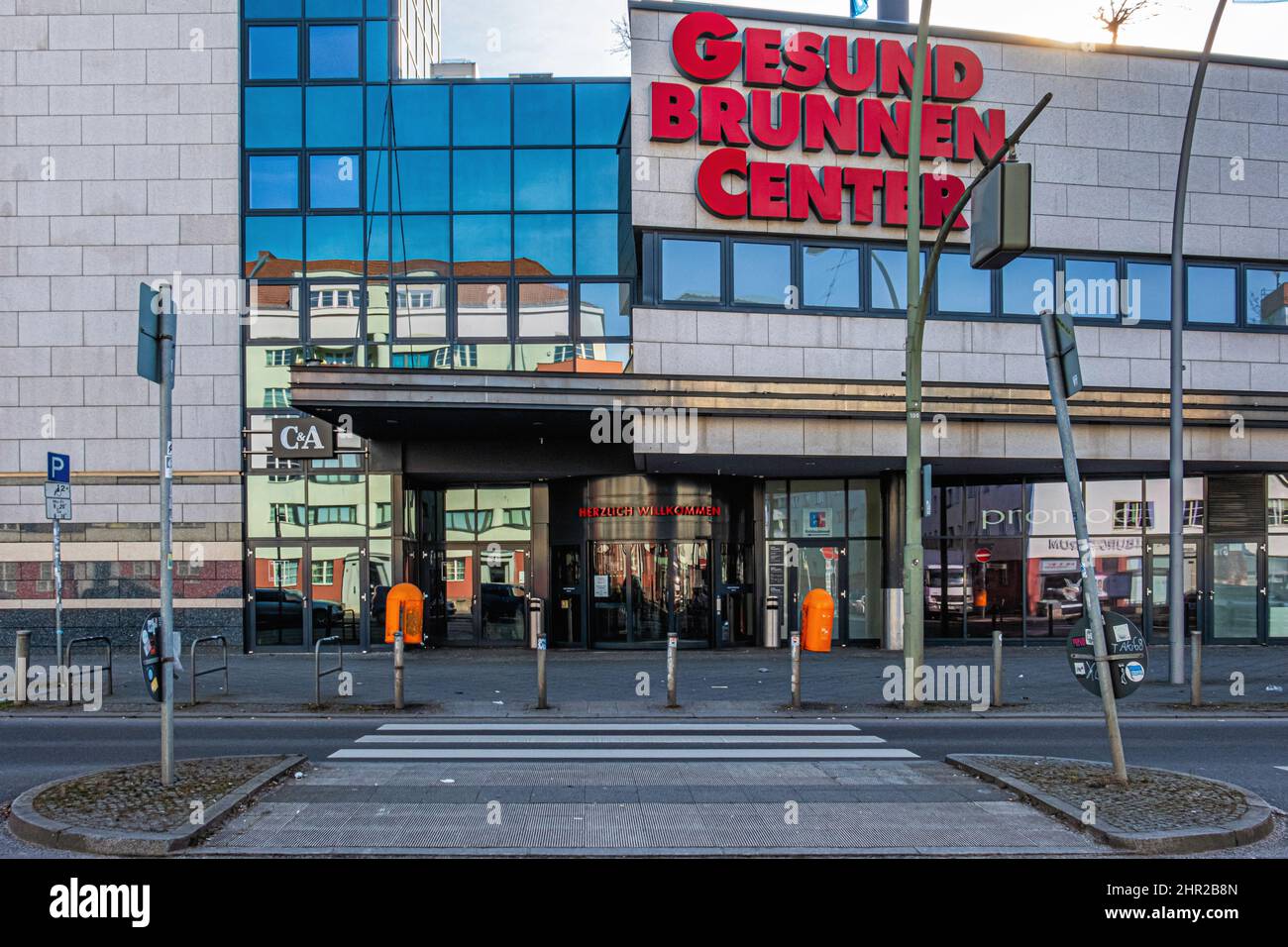 Gesundbrunnen Centre entrance. Modern Shopping mall by architects Jost ...