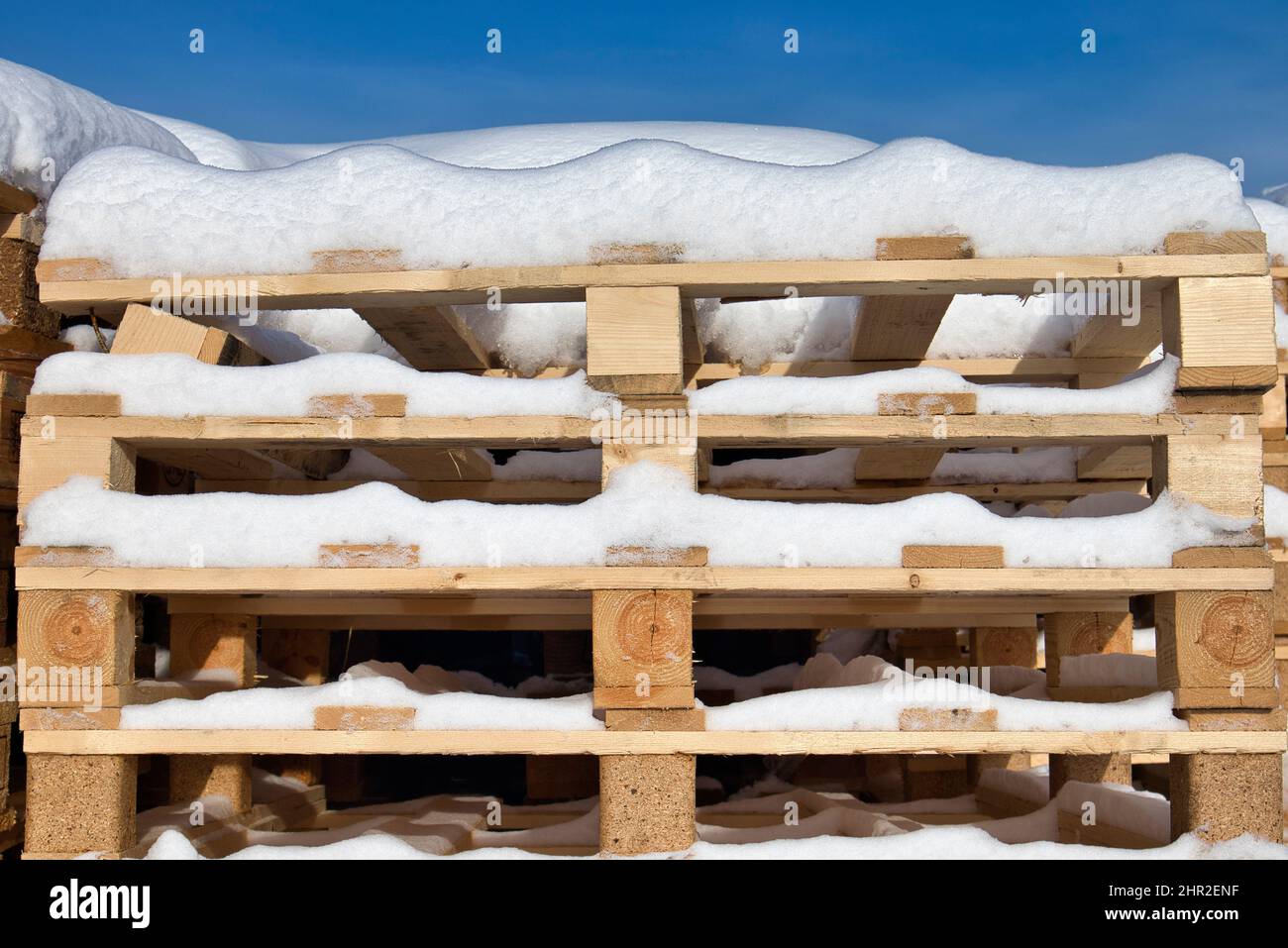Commercial wooden pallets hi-res stock photography and images - Alamy