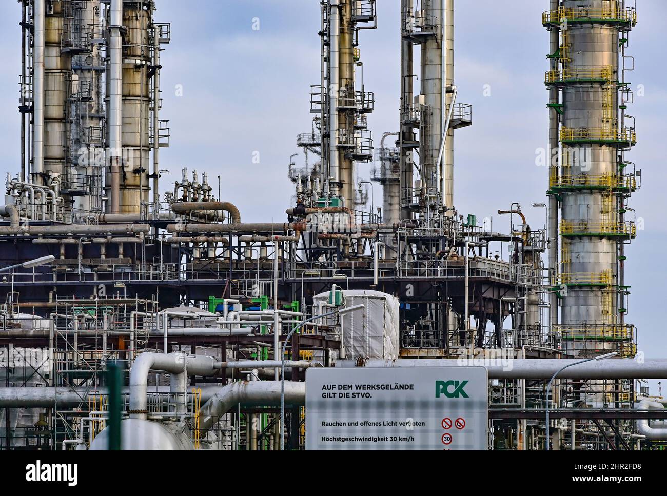 25 February 2022, Brandenburg, Schwedt: Industrial facilities on the ...