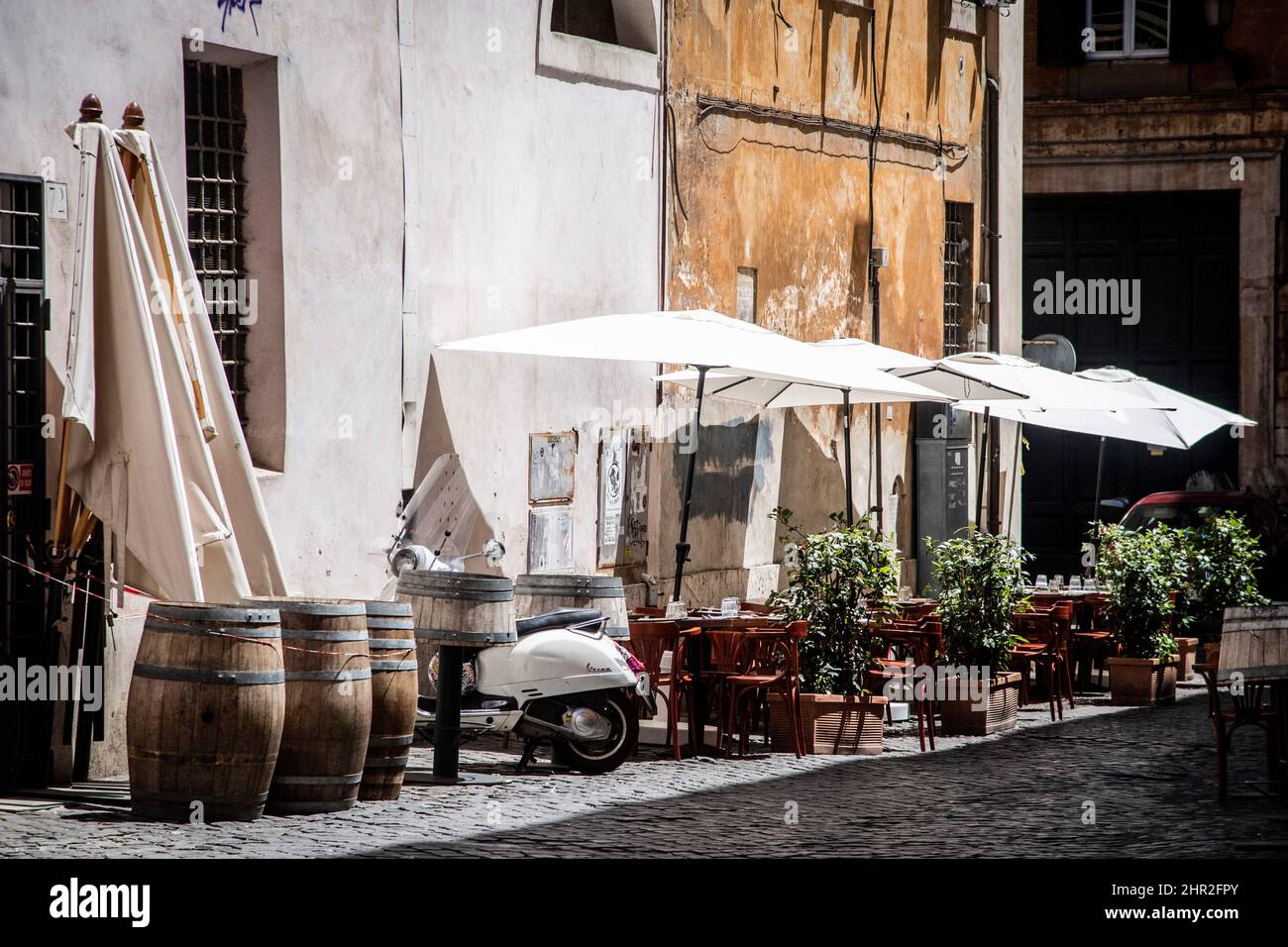 Empty cafe rome hi-res stock photography and images - Alamy