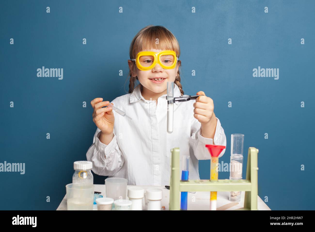 Happy little girl with flasks for chemistry. Science and education ...