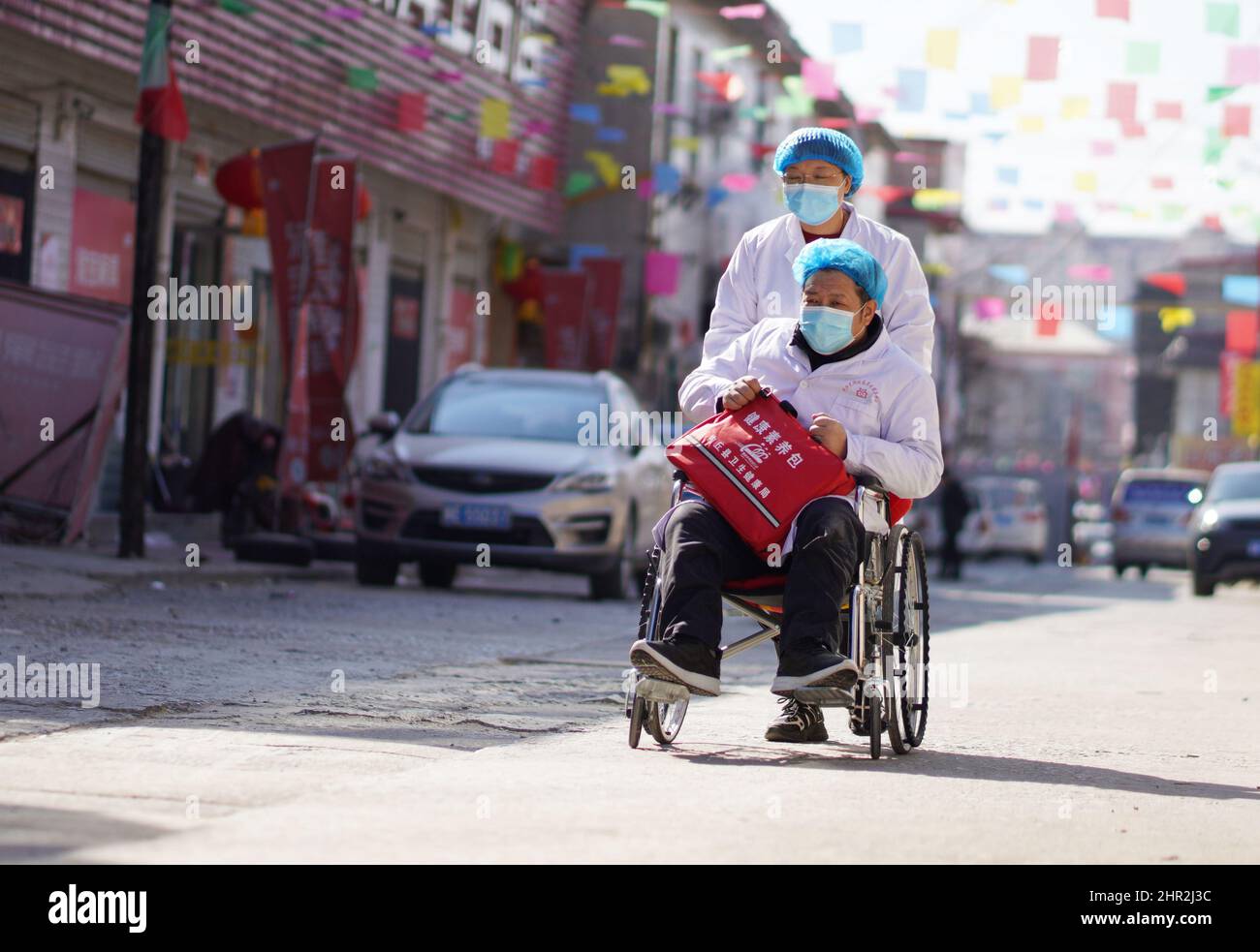 (220225) -- XINGTAI, Feb. 25, 2022 (Xinhua) -- Jiao Junying (front) is ...