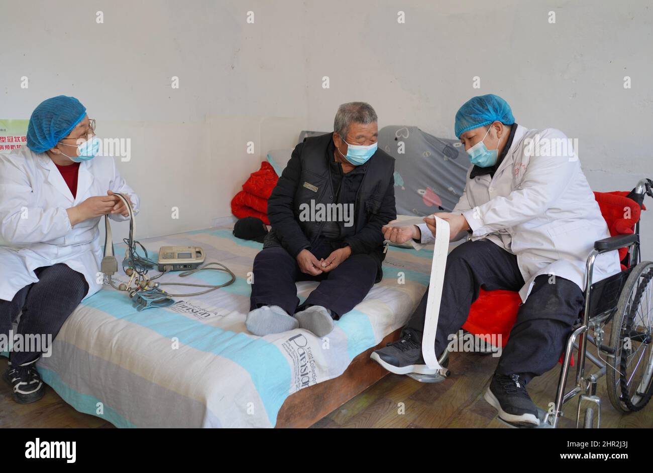 (220225) -- XINGTAI, Feb. 25, 2022 (Xinhua) -- Jiao Junying (R ...
