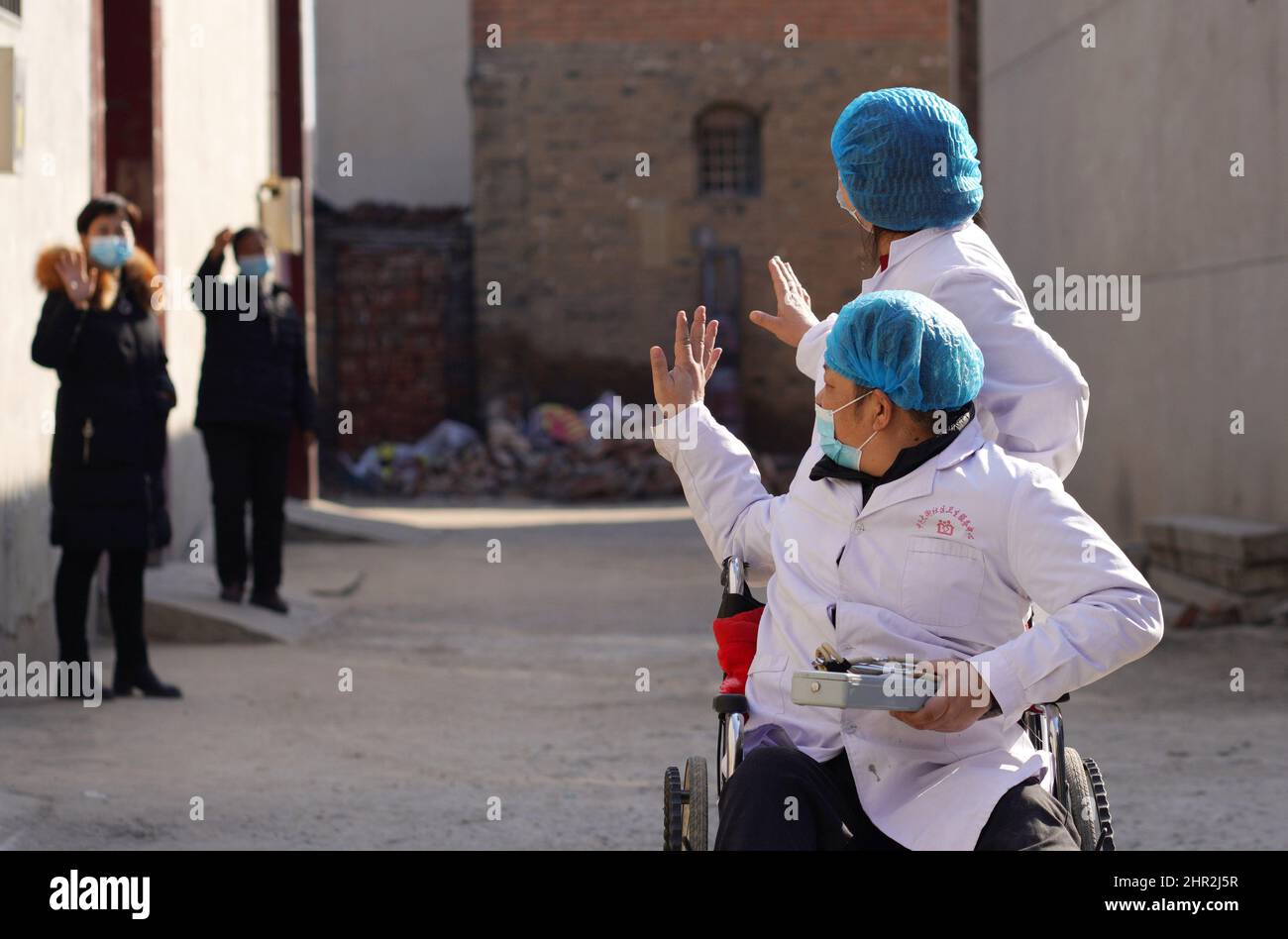 (220225) -- XINGTAI, Feb. 25, 2022 (Xinhua) -- Jiao Junying (front ...