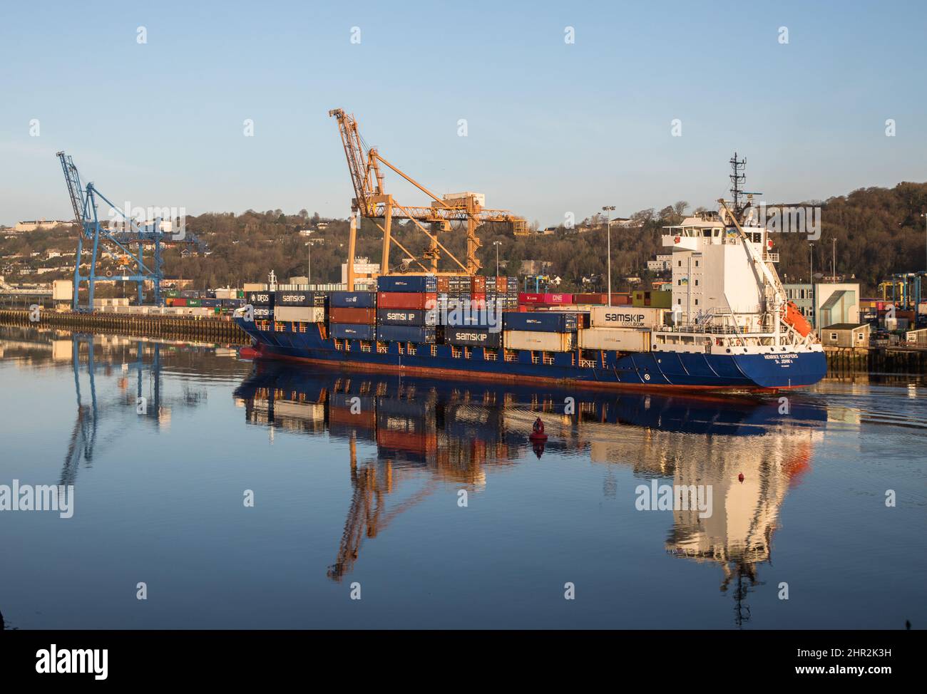 Tivoli, Cork, Ireland. 25th February, 2022. Container vessel Henrike ...