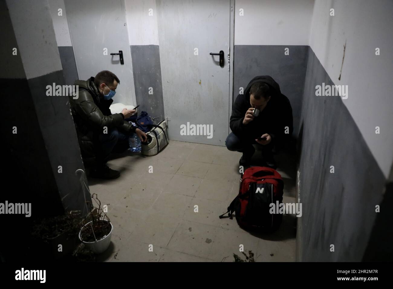 Non Exclusive: KYIV, UKRAINE - FEBRUARY 25, 2022 - People stay in the ...