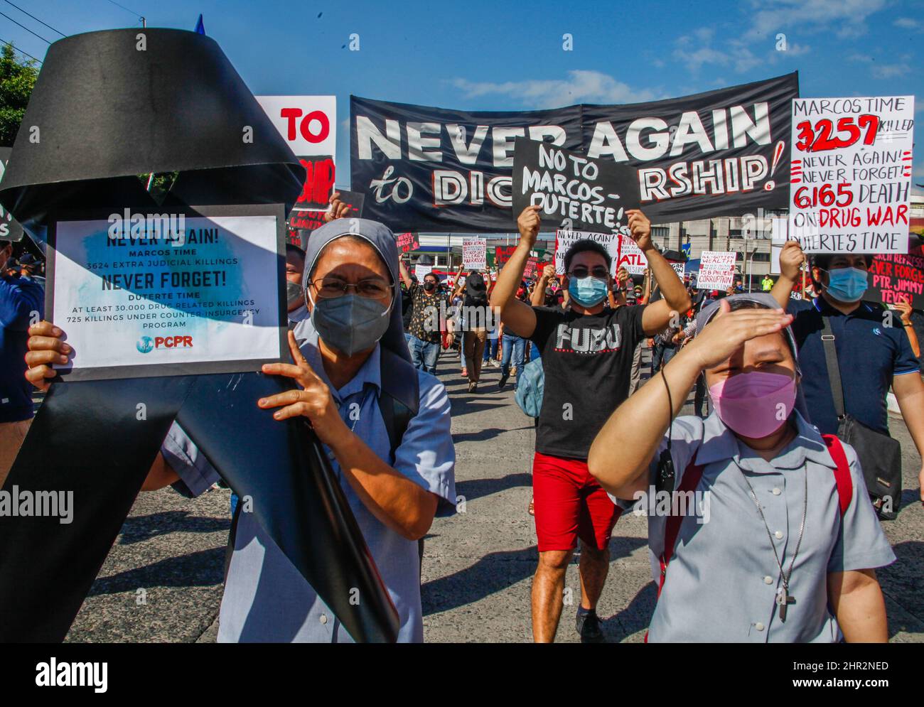 The philippine people power revolution hi-res stock photography and ...