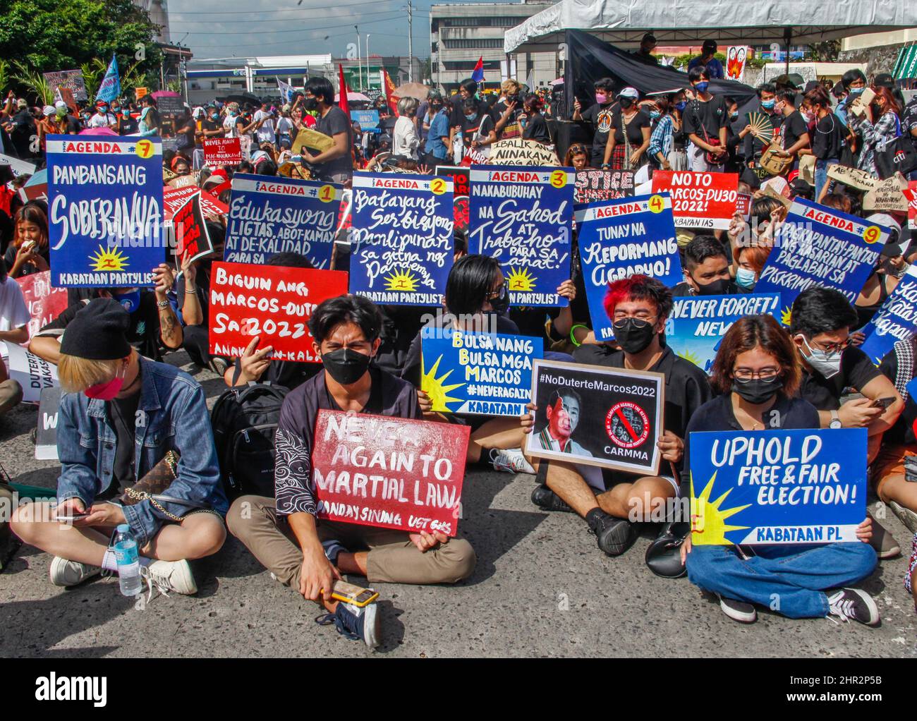 The philippine people power revolution hi-res stock photography and ...