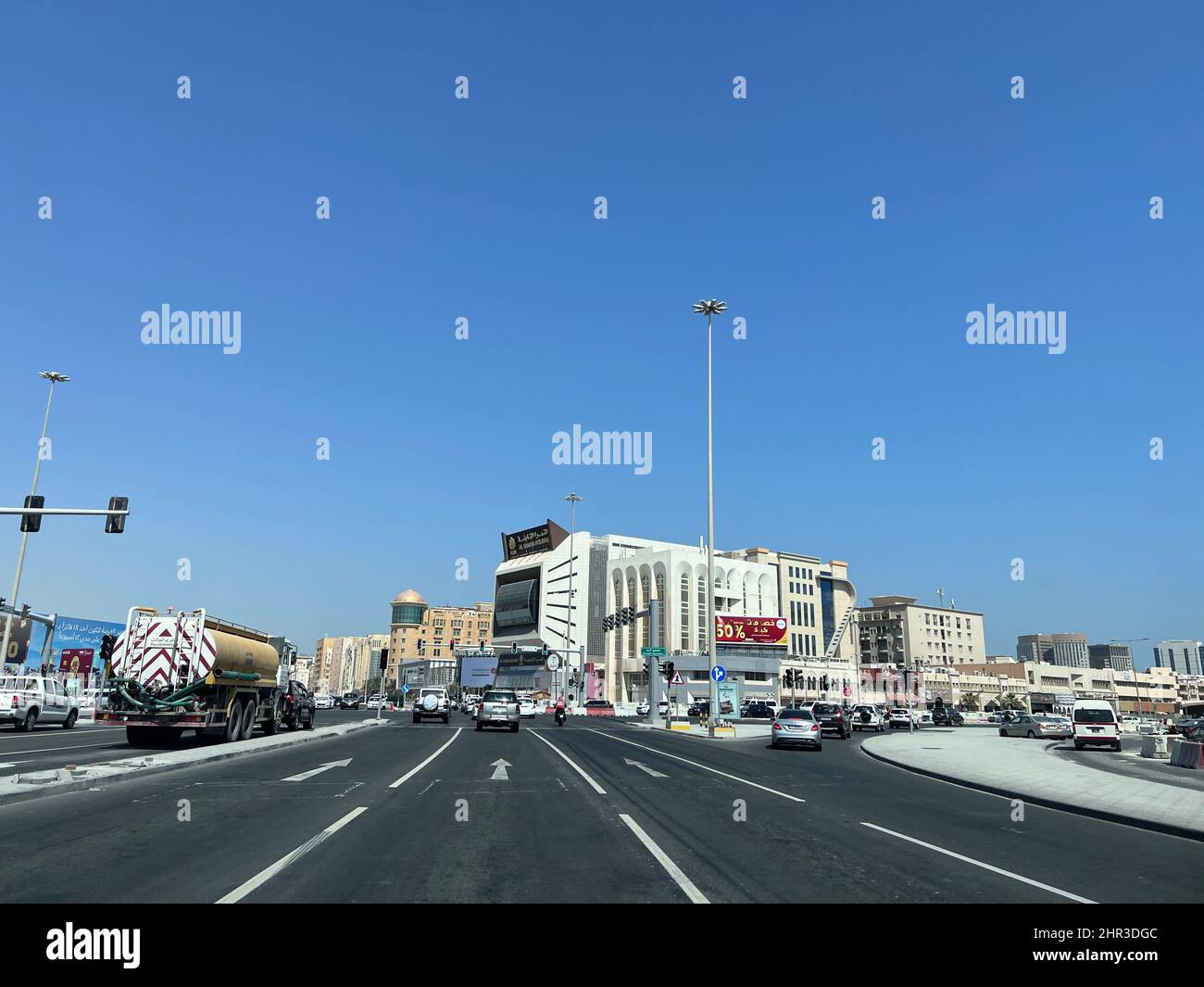Jawaan Street Road. Doha Roads and traffic Stock Photo - Alamy