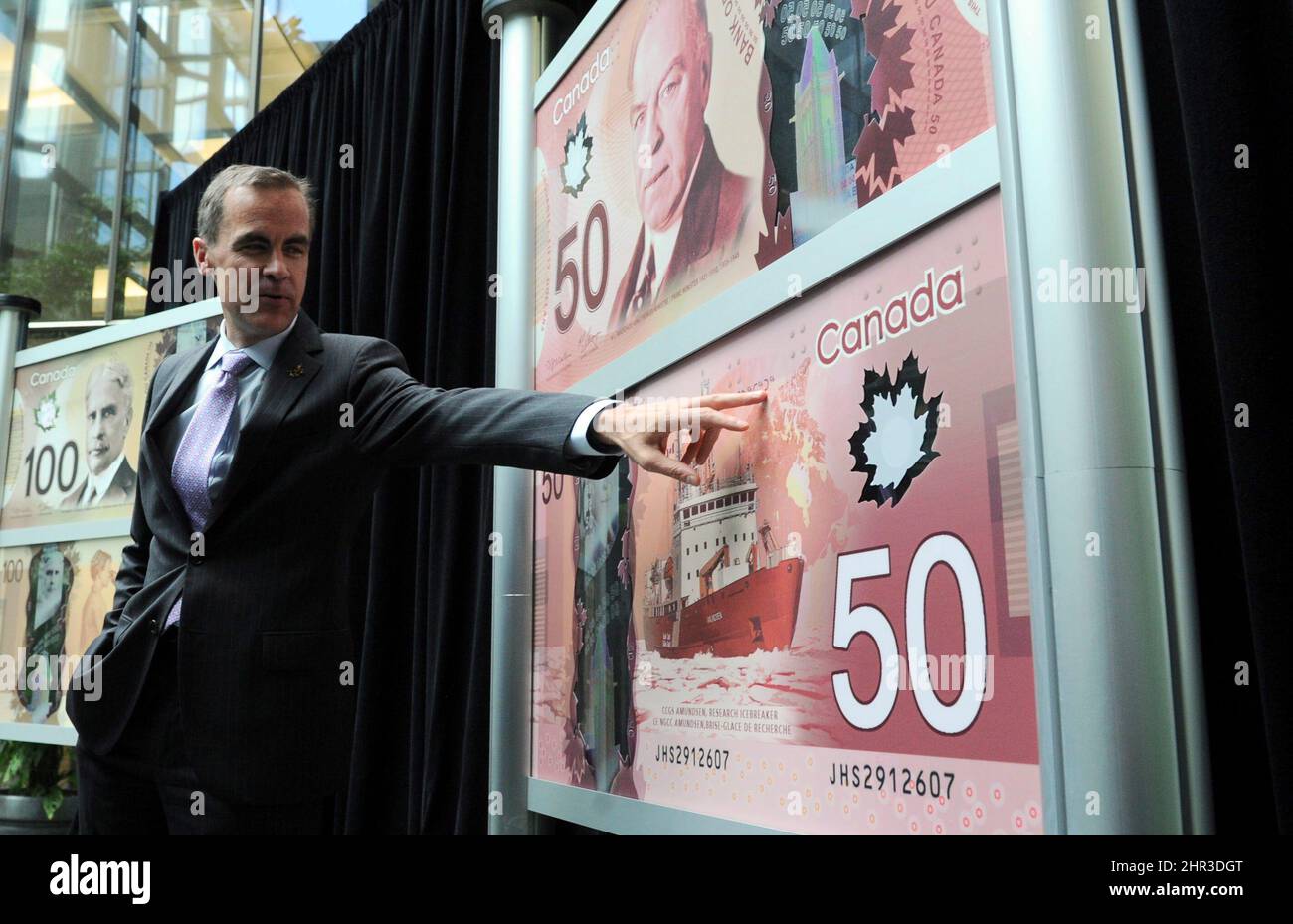 Bank of Canada Governor Mark Carney unveils the new polymer bank notes ...