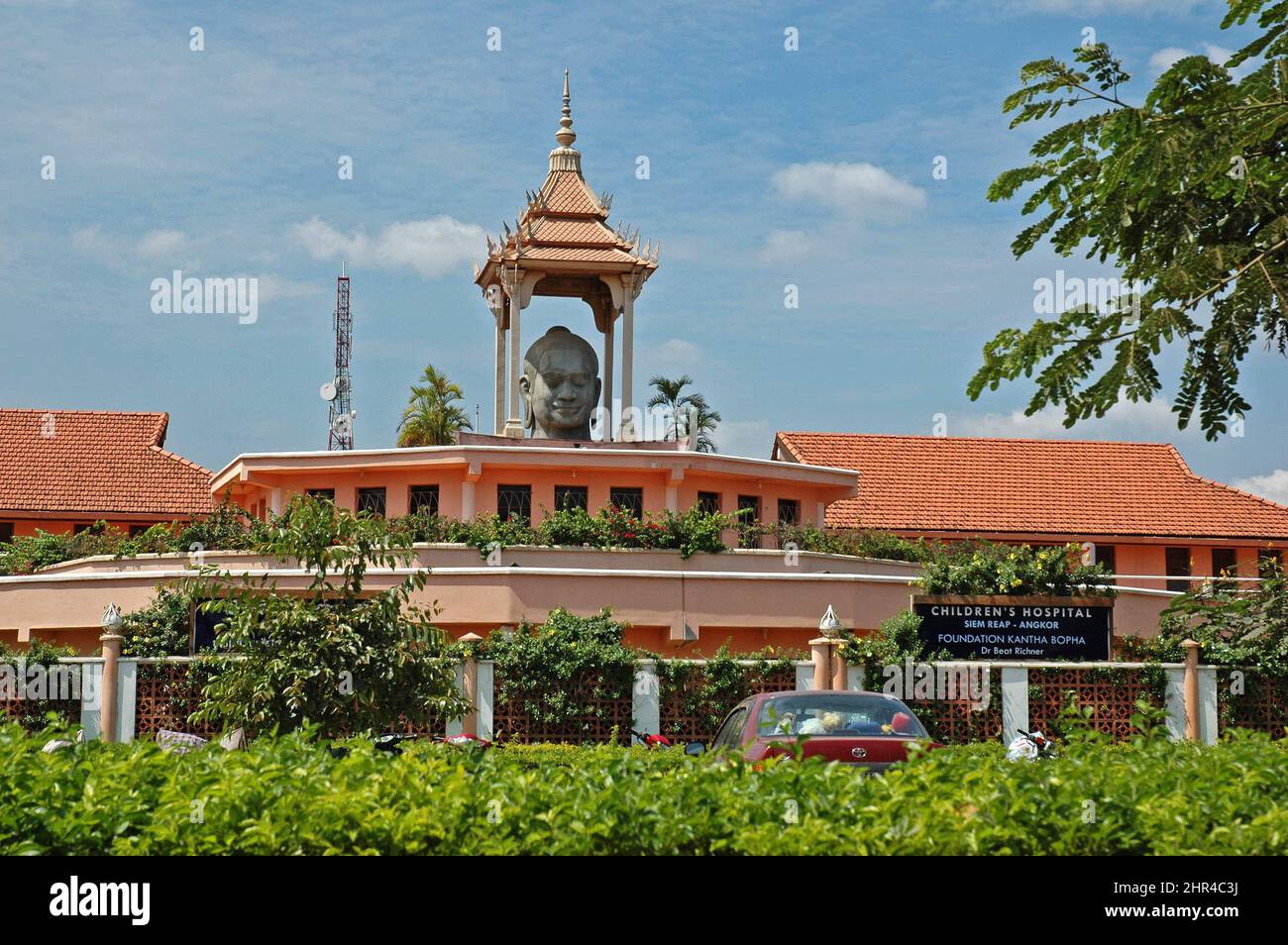 Jayavarman VII statue, Children's hospital, Foundation Kantha Bopha, Charles De Gaulle Ave, Siem ...