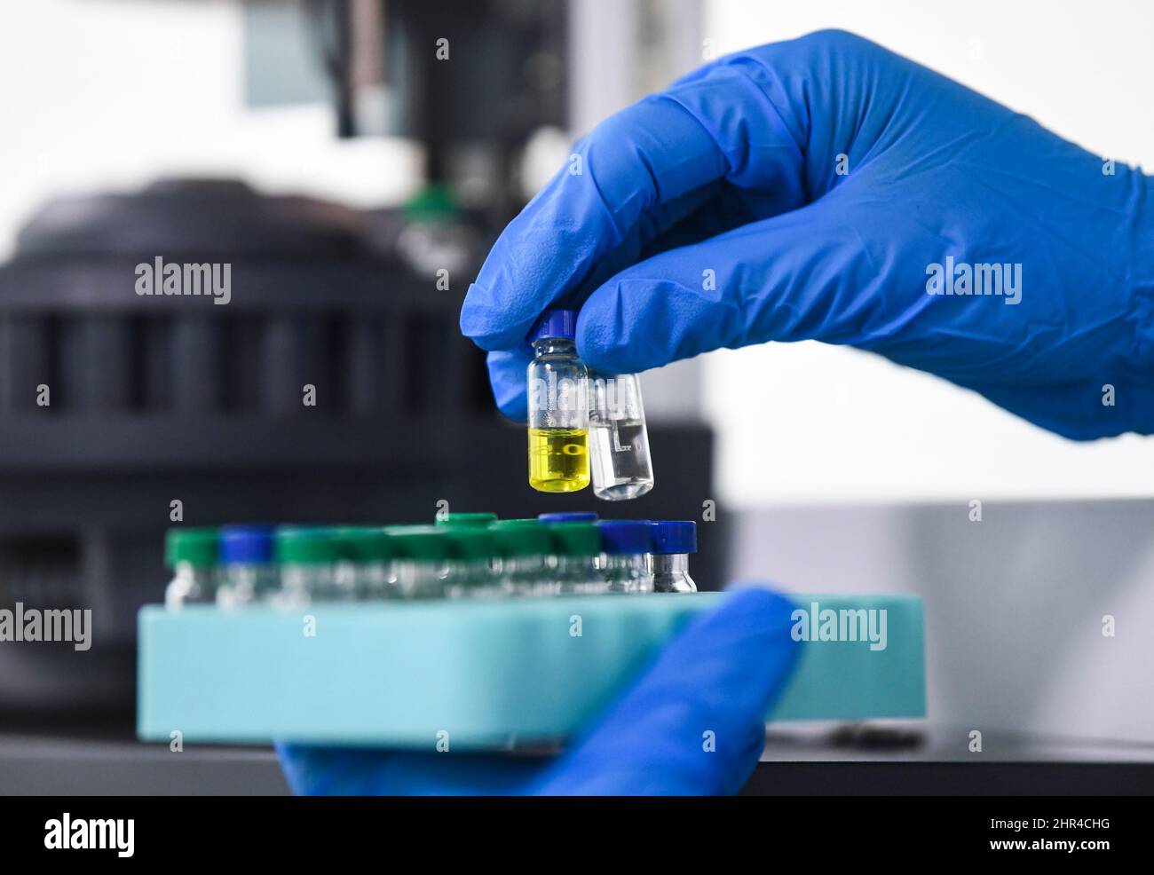 (220225) -- CHONGQING, Feb. 25, 2022 (Xinhua) -- An employee tests the ...