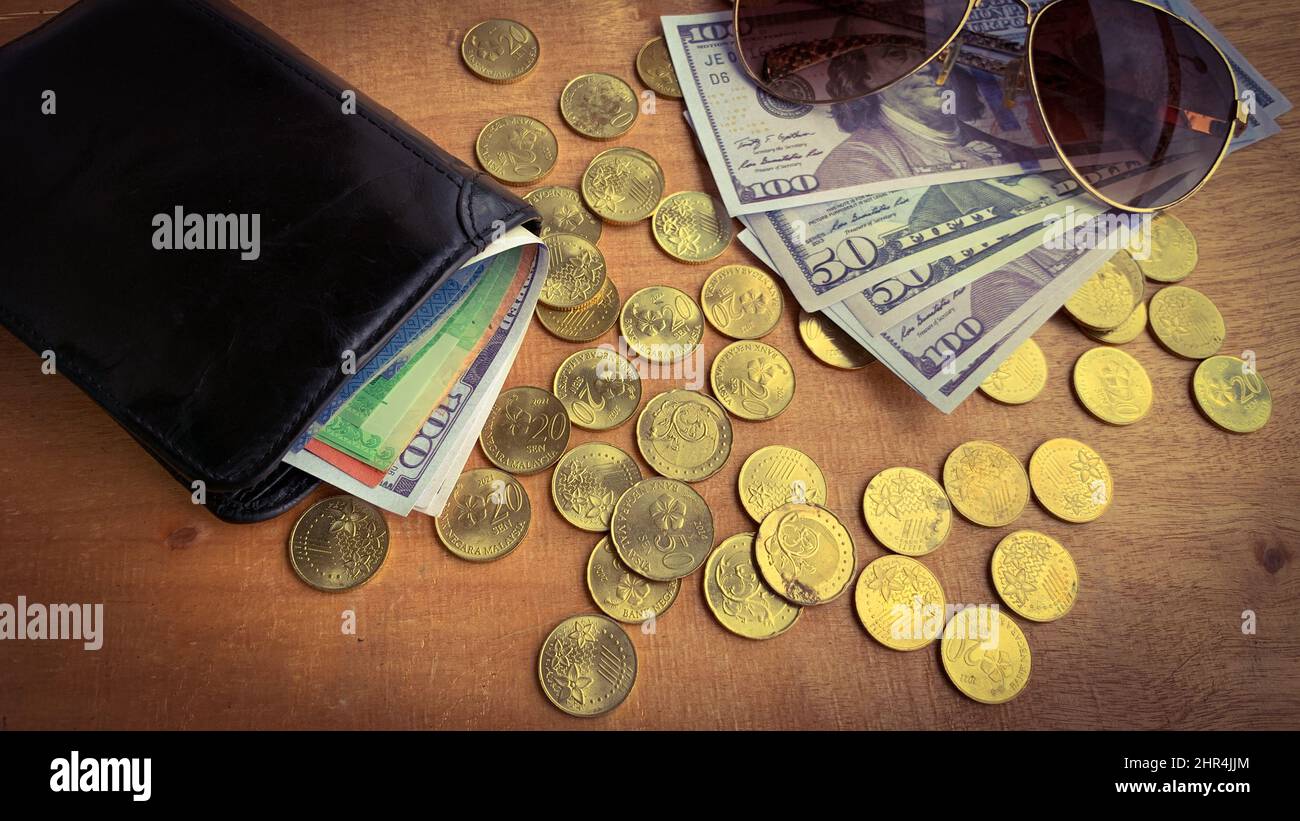Top view of wallet with bank notes and gold coin Stock Photo - Alamy