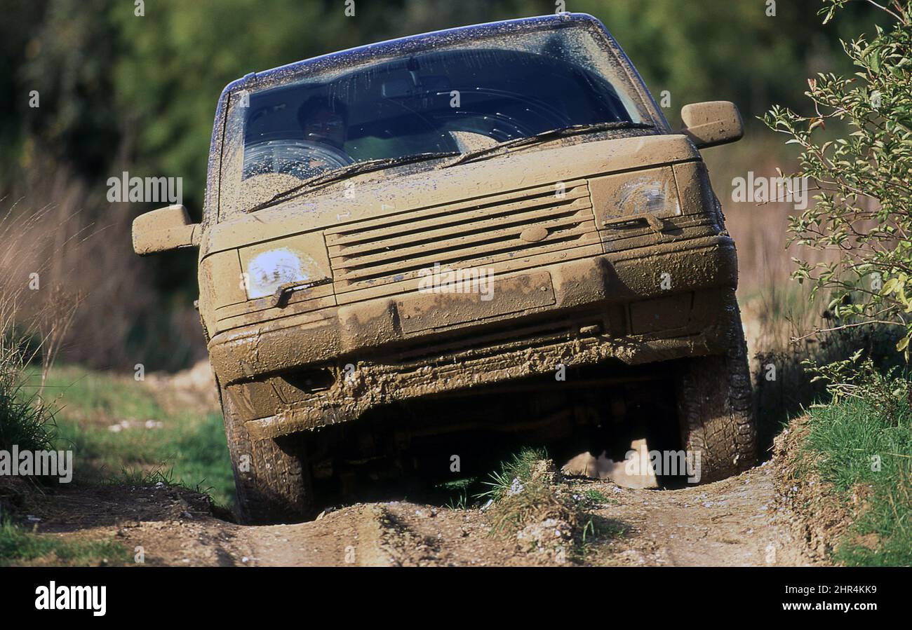 Range Rover 4.6 HSE 4x4 SUV vehicle being tested off road Stock Photo ...