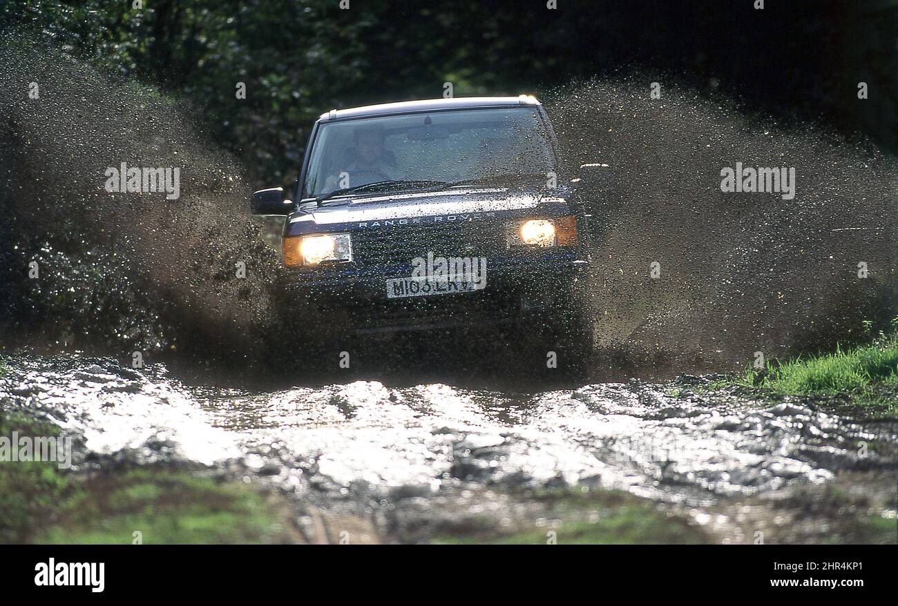 Range Rover 4.6 HSE 4x4 SUV vehicle being tested off road Stock Photo ...