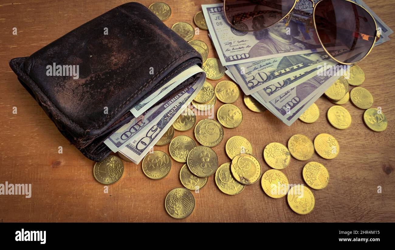 Top view of an old wallet with bank notes and gold coin Stock Photo - Alamy