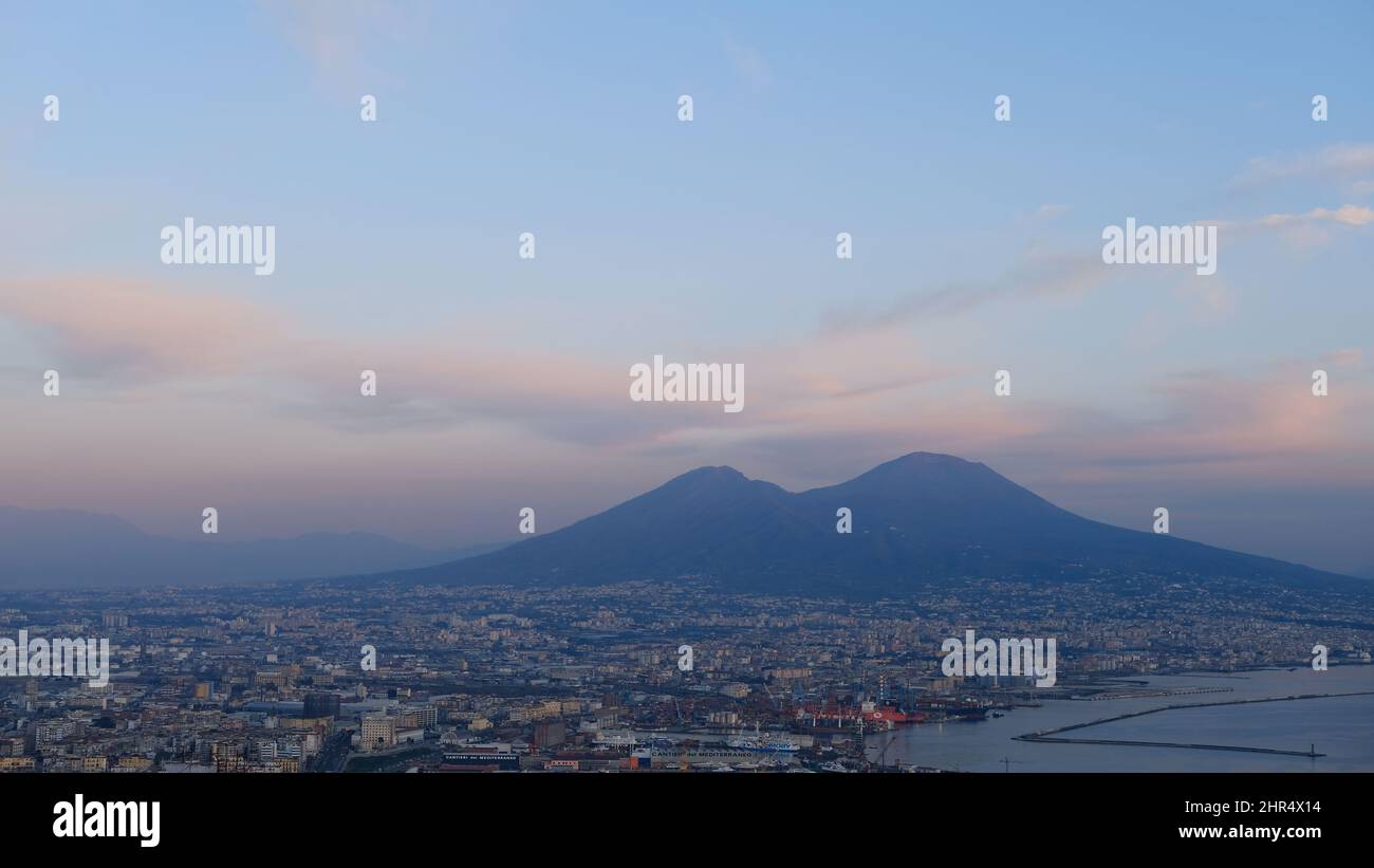Pompeii and Mount Vesuvius Day Trip from Naples Stock Photo - Alamy
