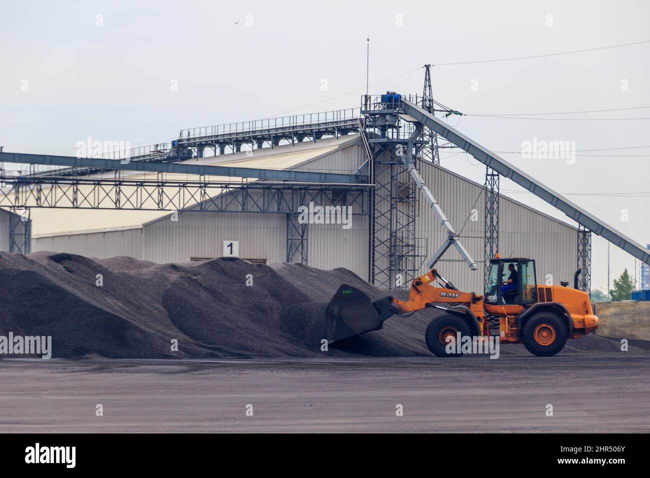 Discharging of the cargo of anthracite from rail wagons at the Klaipeda ...