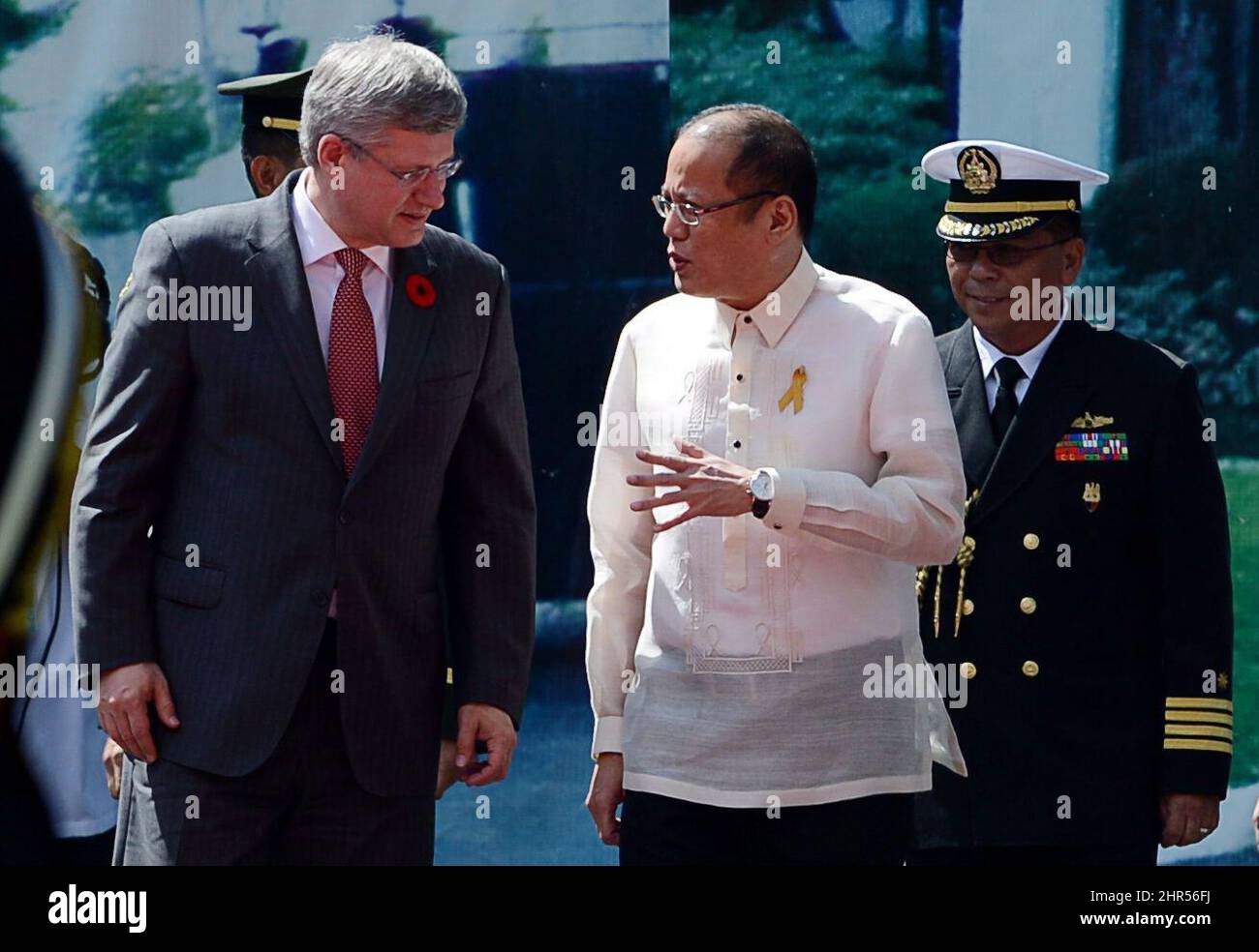 Prime Minister Stephen Harper talks with Philippines President Benigno ...