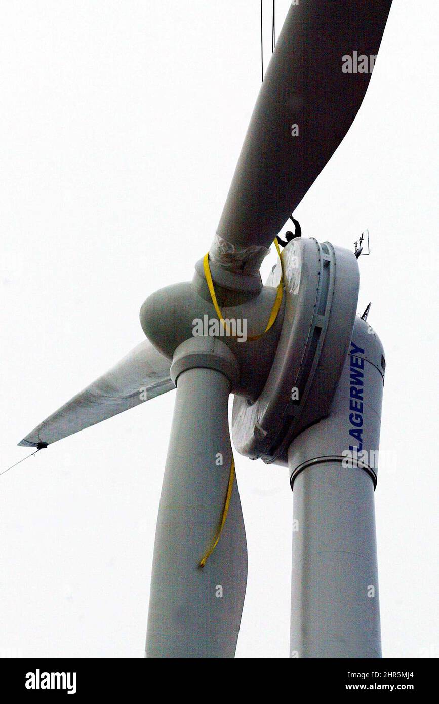 PA PHOTOS / CP - UK USE ONLY : A worker releases the suspension straps ...