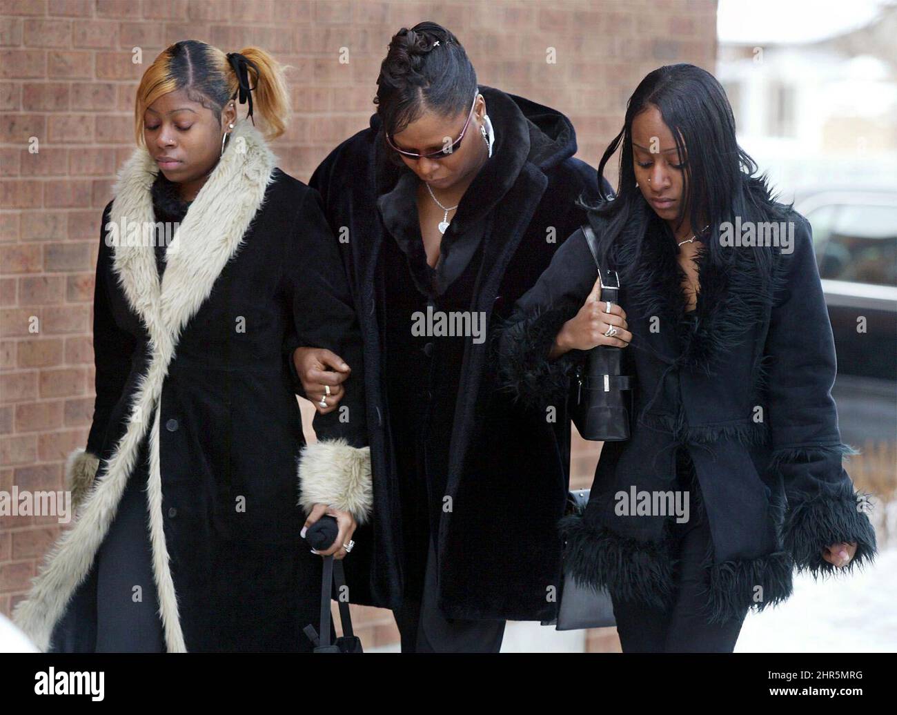 PA PHOTOS / CP - UK USE ONLY : Mourners arrive for the funeral of ...
