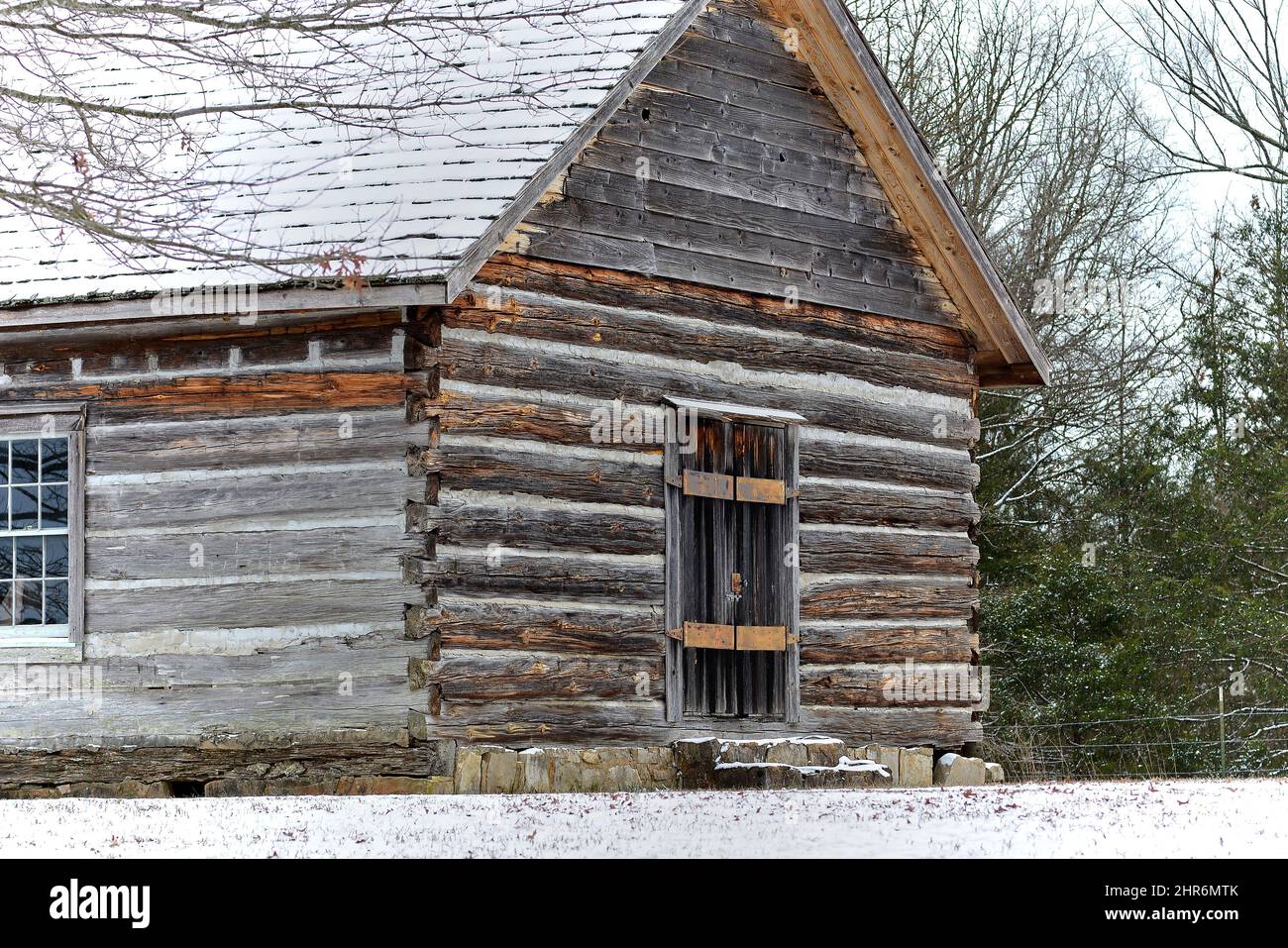 LOG CABIN IN WINTER Stock Photo - Alamy