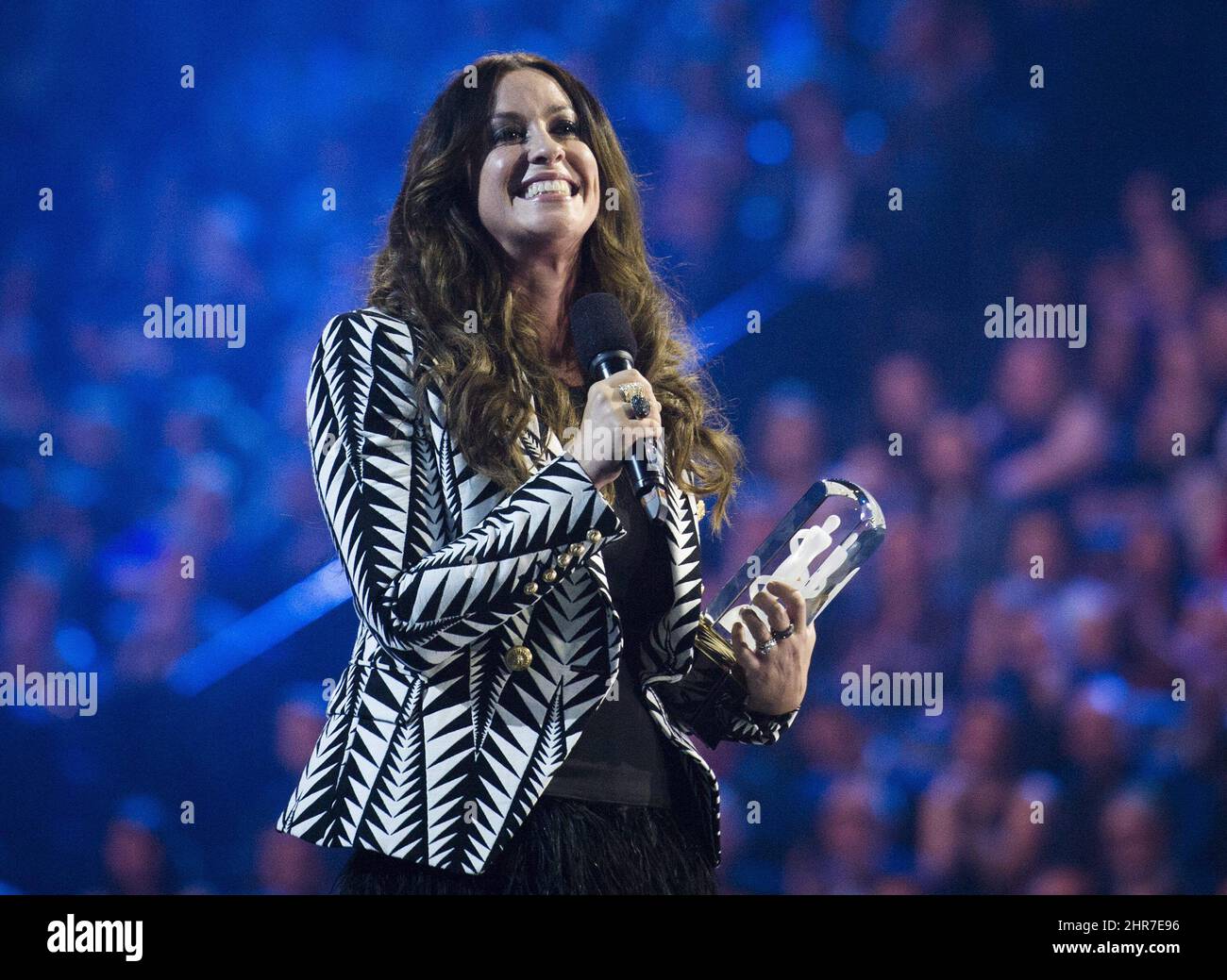 Artist Alanis Morissette receives her achievement from the Canadian ...