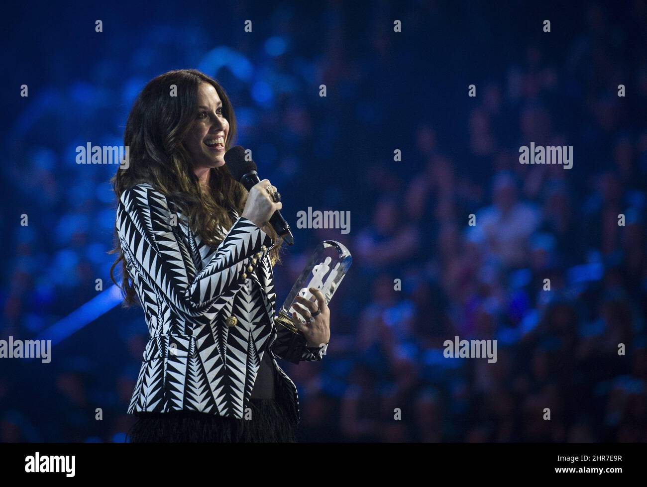 Artist Alanis Morissette receives her achievement from the Canadian ...