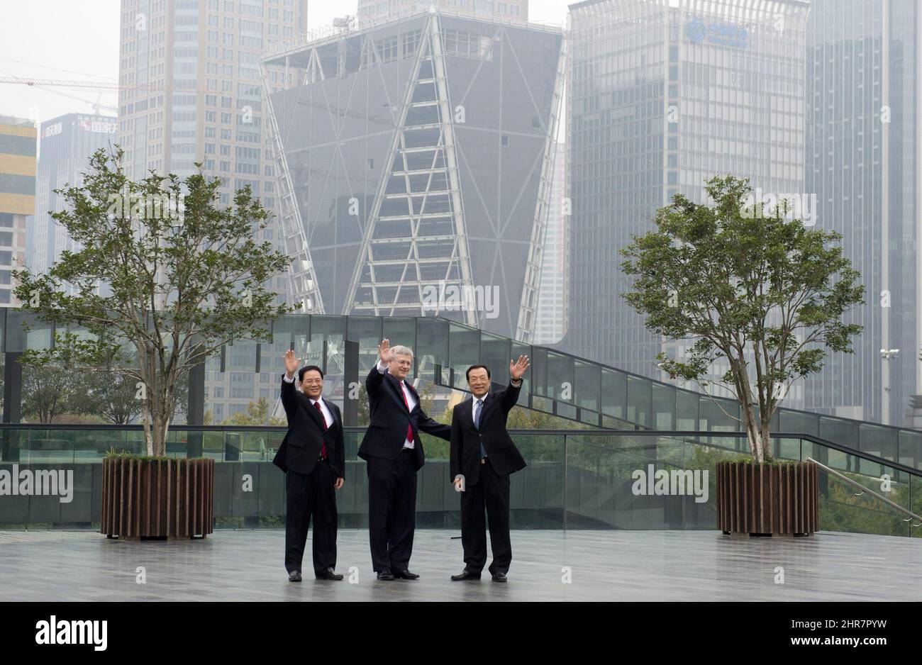 Mayor Zhang Hongming and Governor of Zhejiang Li Qiang pose infront of ...