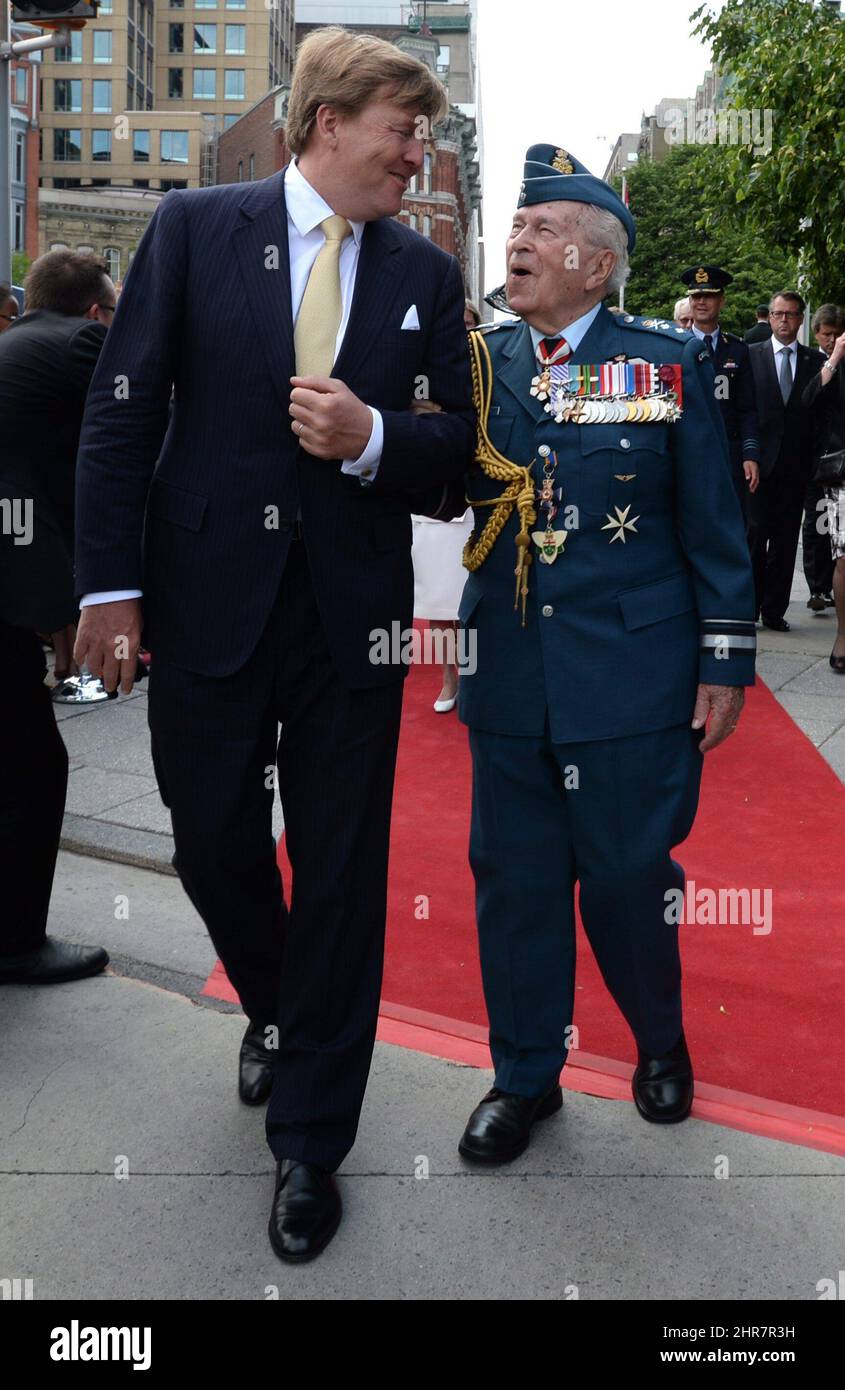 Netherlands King Willem-Alexander and Second World War veteran General ...