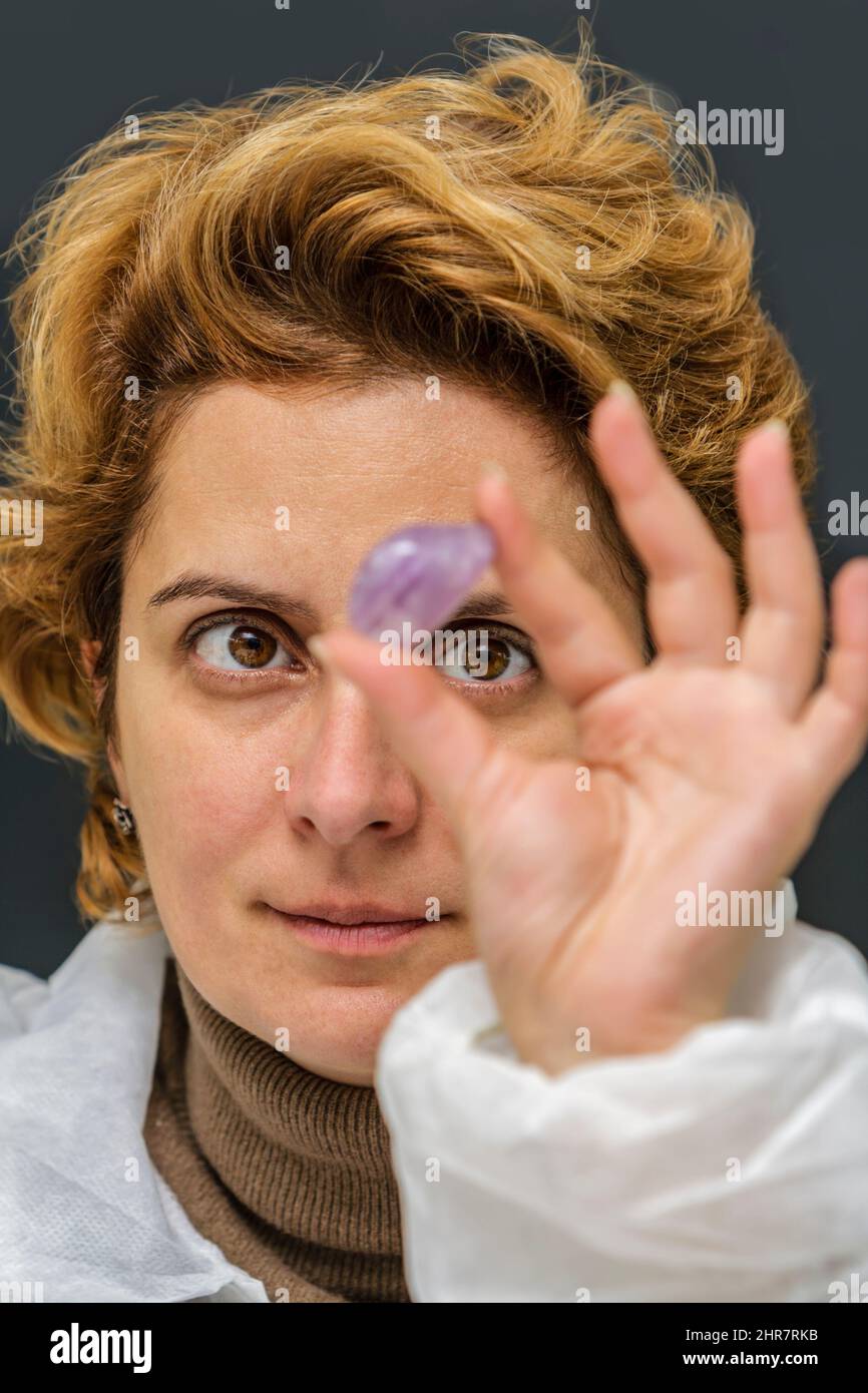 Geologist examining a rock hi-res stock photography and images - Alamy