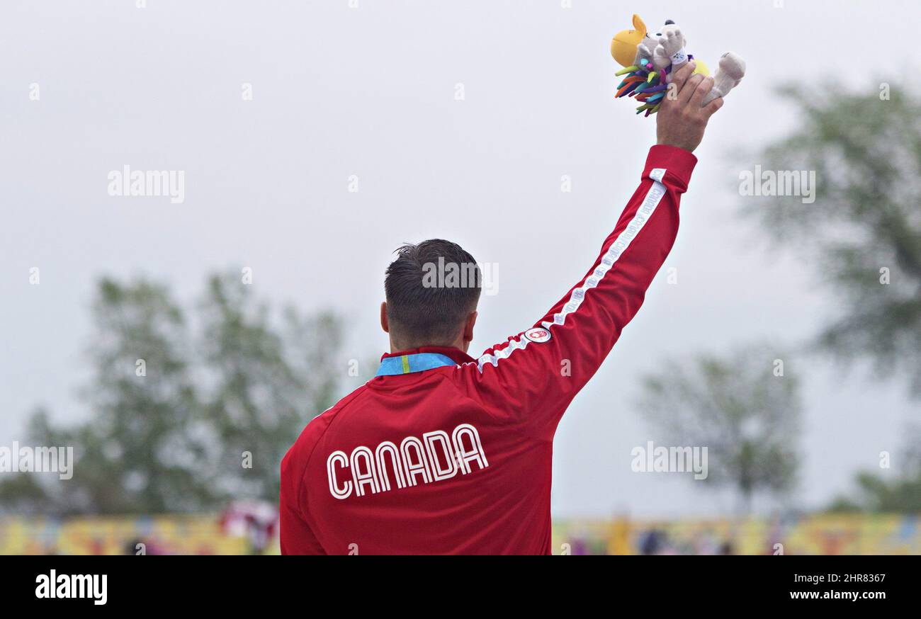 Canada's Mark de Jonge accepts his gold medal for the men's K1 200m ...