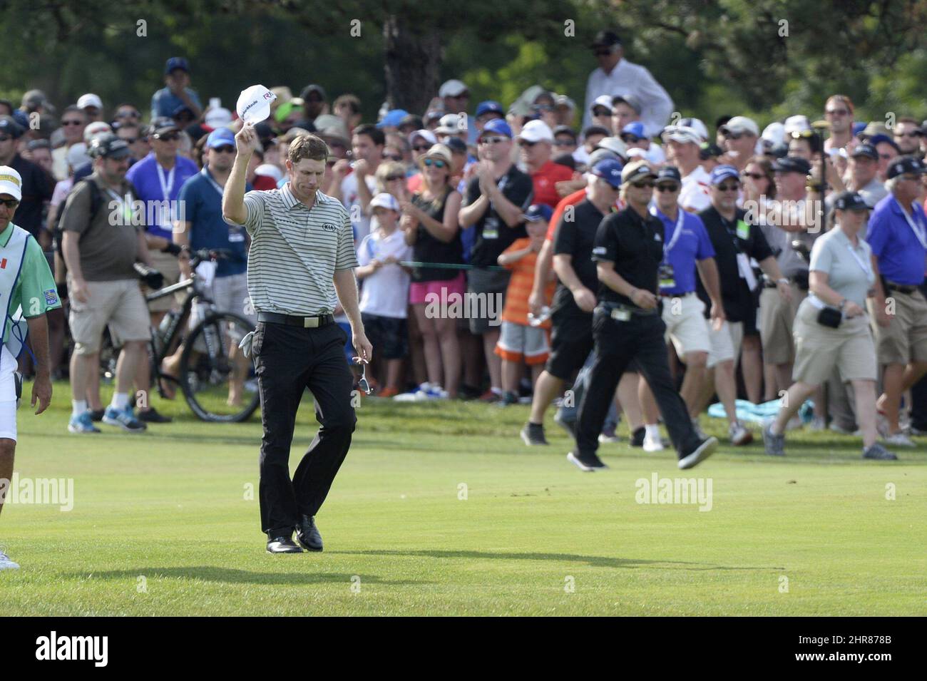 David Hearn tips his hat to the crowd as he walks up to the 18th during ...