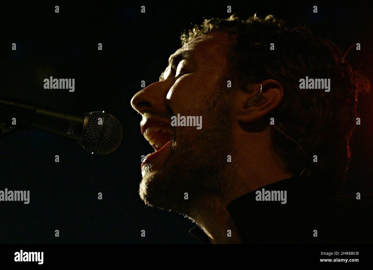 Coldplay's Chris Martin performs Stock Photo - Alamy