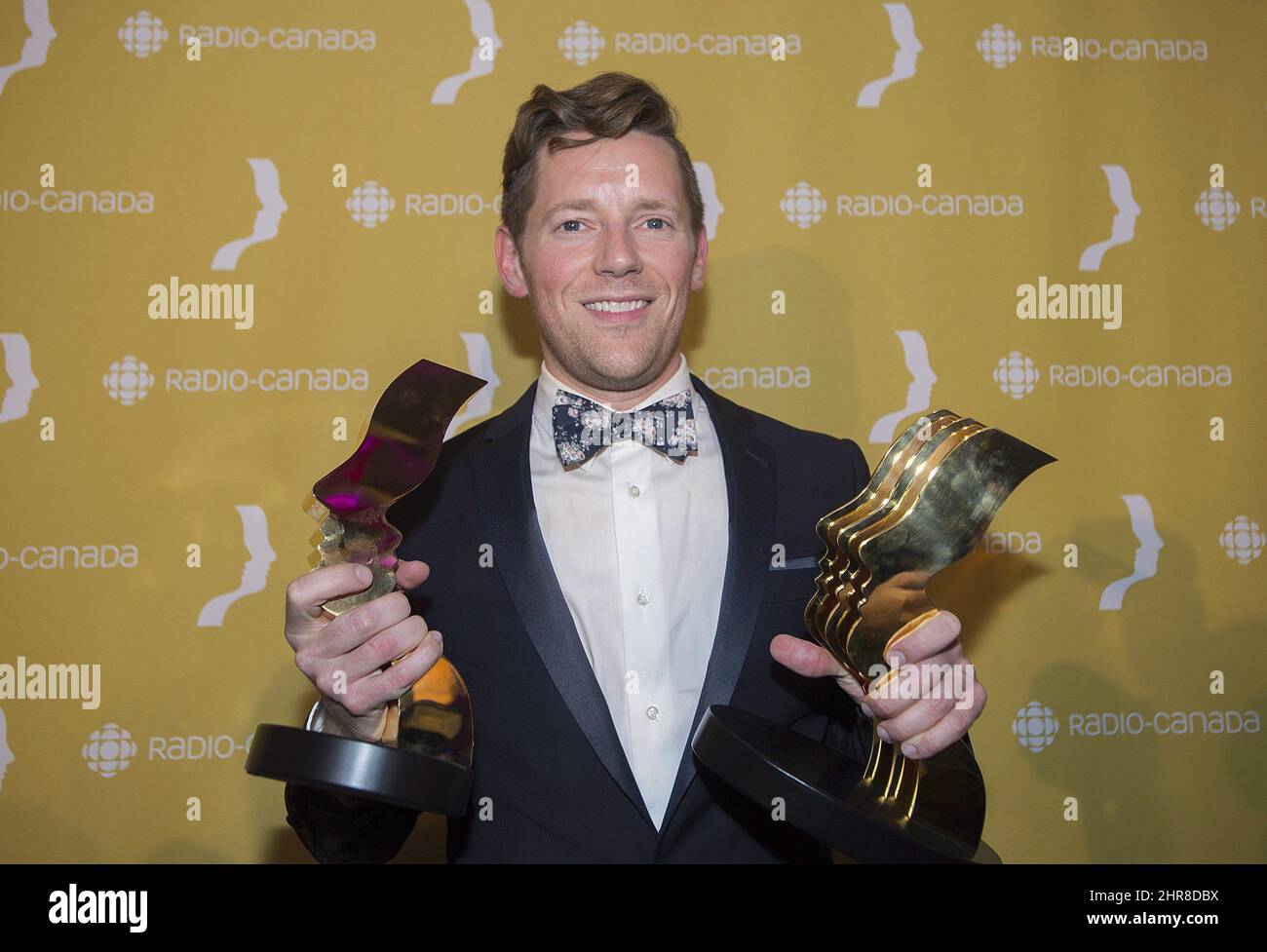 Eric Paulhus holds up his trophy for his role in Les Argonautes 3 at ...