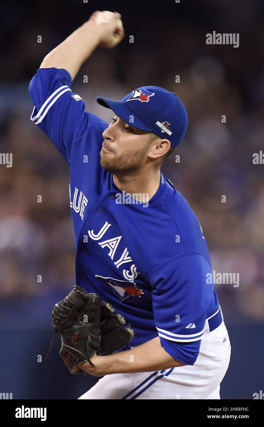 Toronto Blue Jays starting pitcher Marco Estrada delivers to the Kansas ...