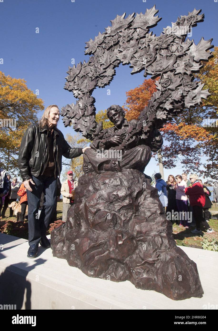 Gordon Lightfoot poses as attends ceremony unveiling a bronze statue in ...