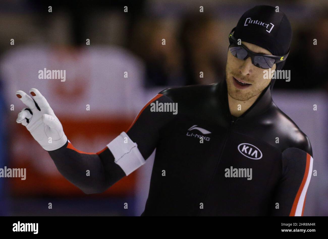 Canada's William Dutton celebrates his third place during the men's 500 ...
