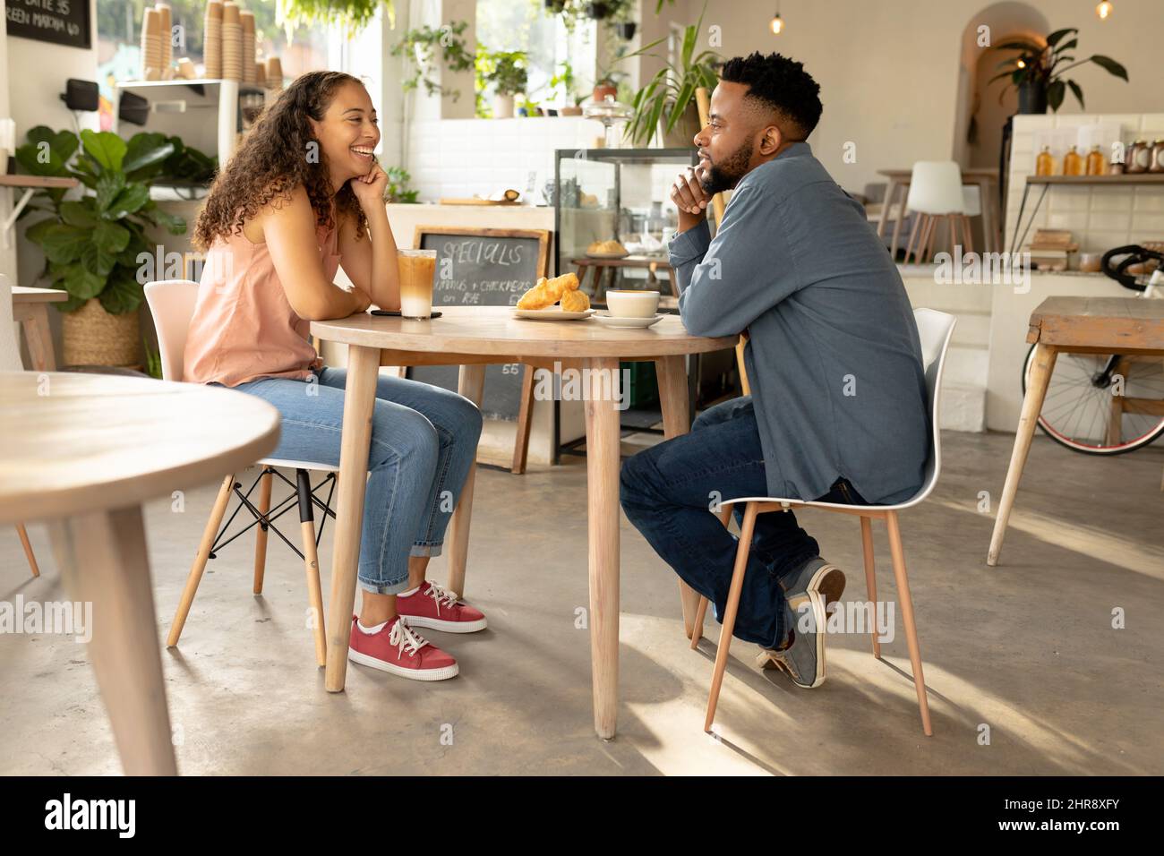 African american couple talking hi-res stock photography and images - Alamy