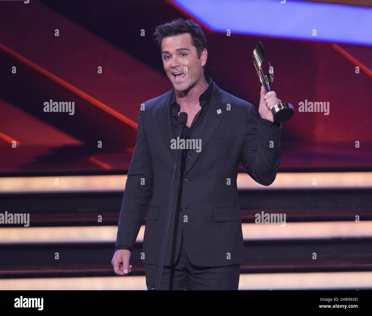 Yannick Bisson accepts the Fan's Choice Award at the Canadian Screen ...
