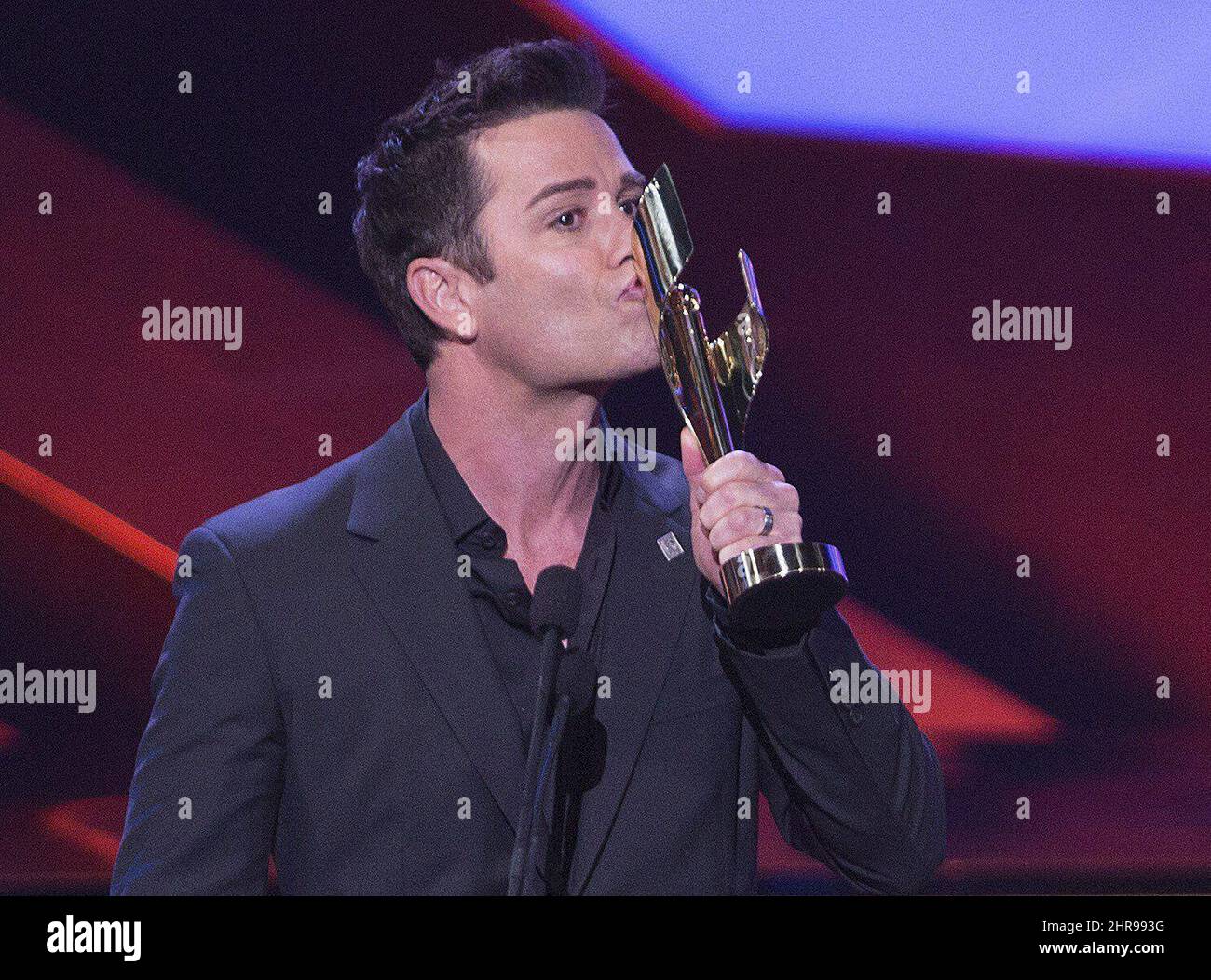 Yannick Bisson kisses his award after accepting the Fan's Choice Award ...