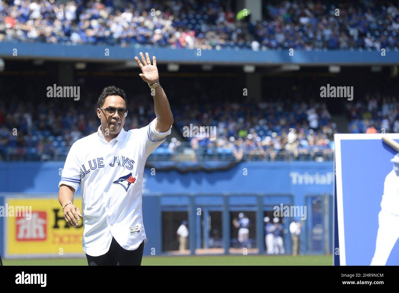 Former Toronto Blue Jays all-star second baseman Roberto Alomar takes ...