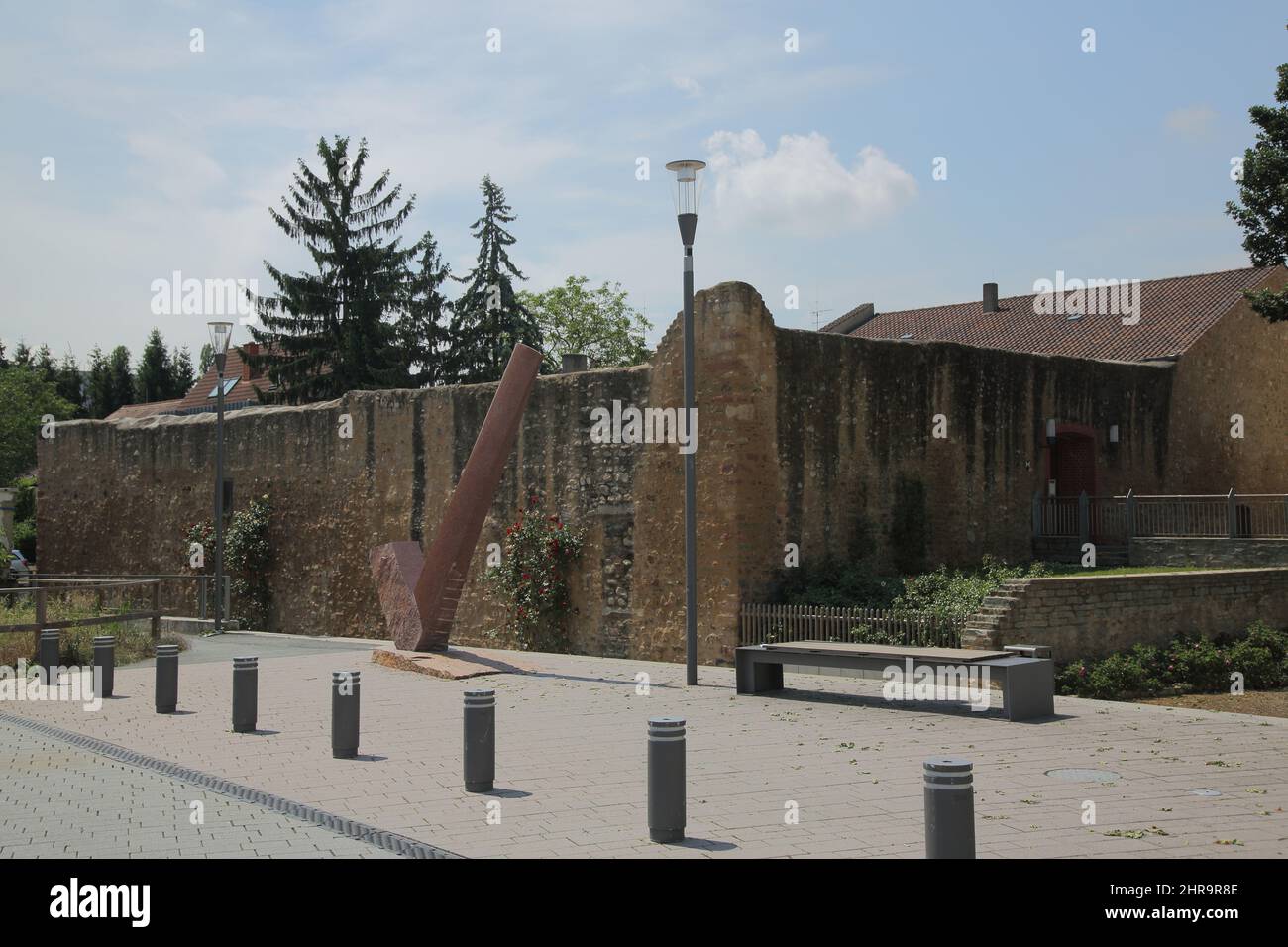Moated castle lock hi-res stock photography and images - Alamy