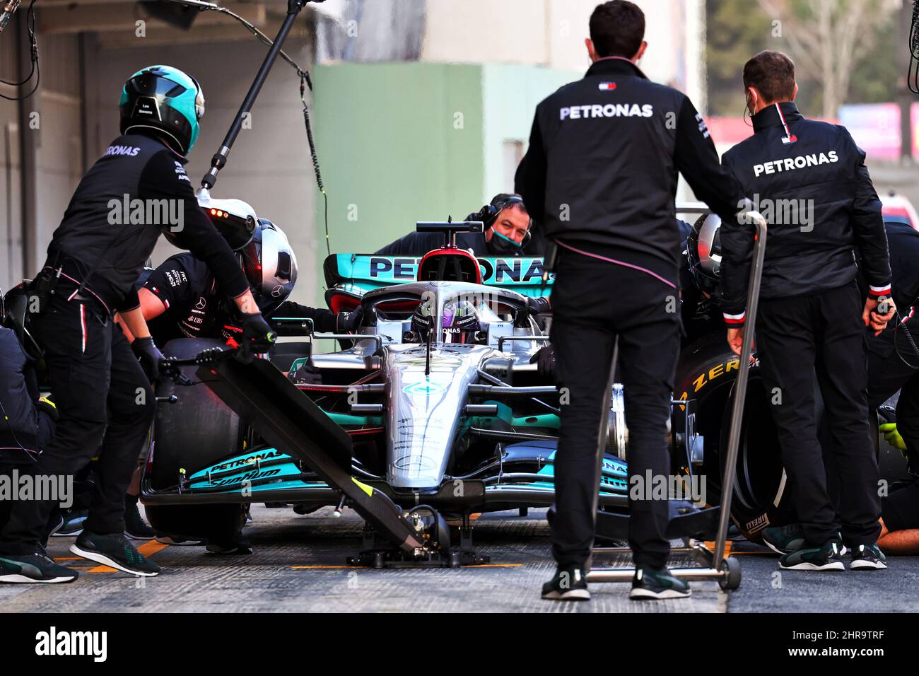 2022 formula one pit stop mercedes hi-res stock photography and images ...