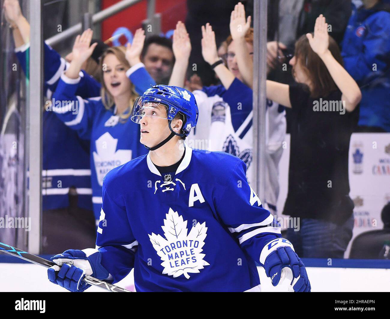 Toronto Maple Leafs centre Tyler Bozak (42) looks up at the scoreboard ...